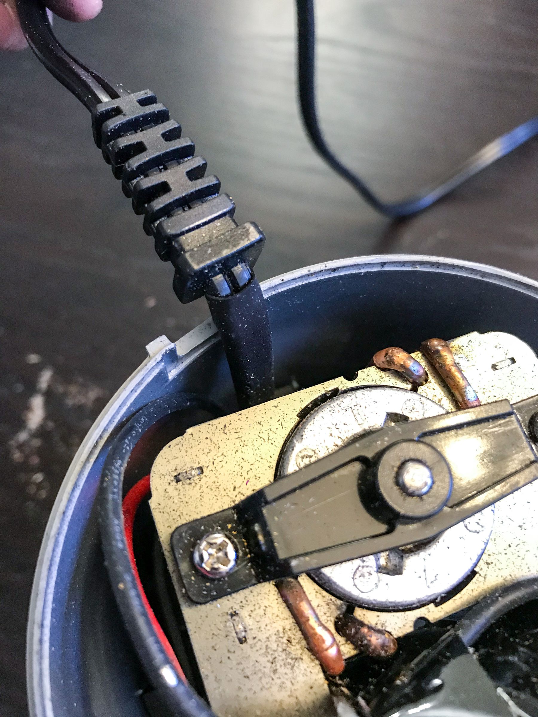 How to Fix a Jammed Electric Pencil Sharpener : 5 Steps - Instructables