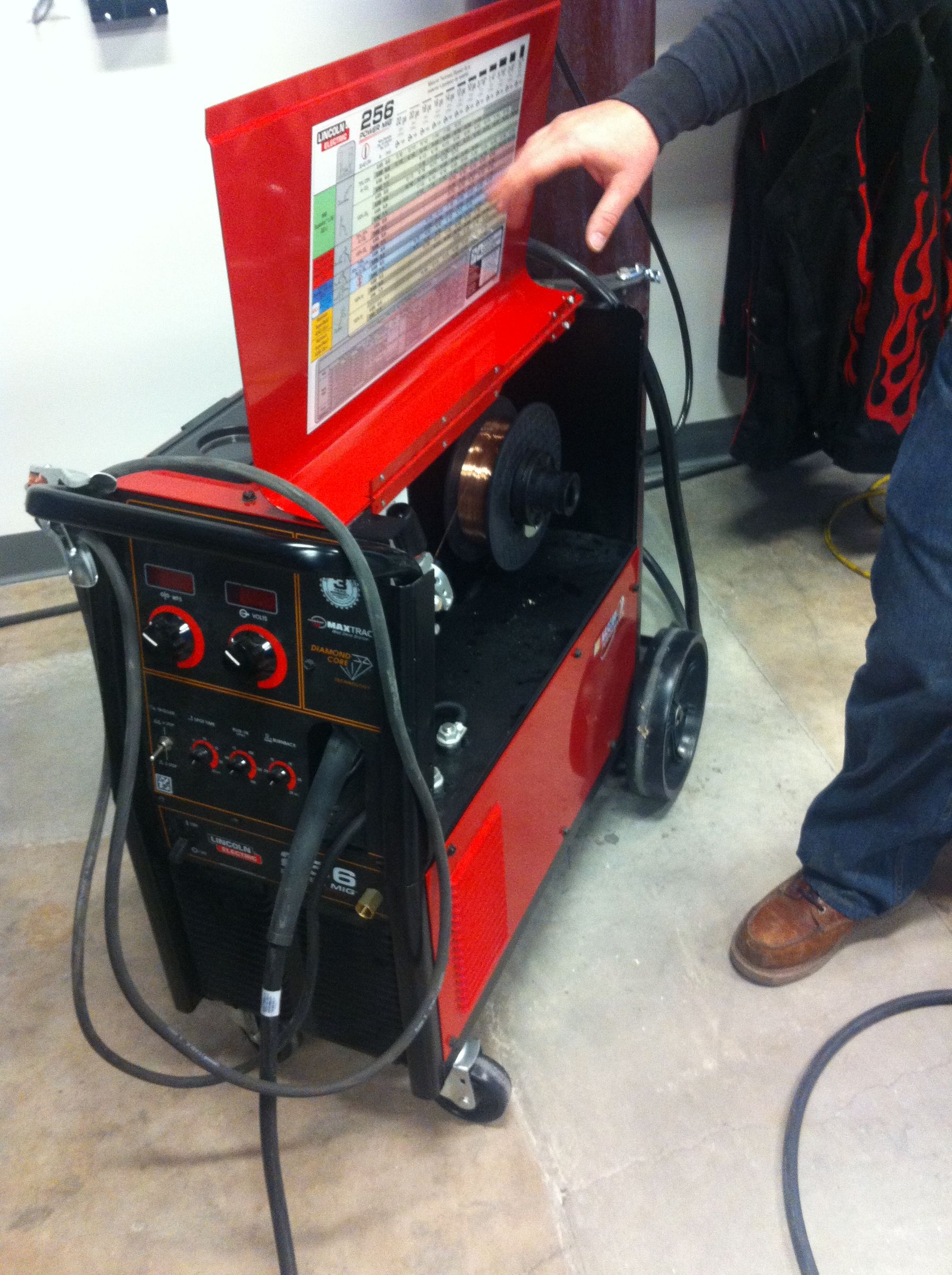 MIG Welding at TechShop : 4 Steps - Instructables
