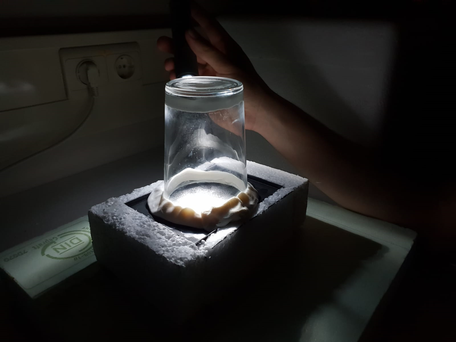 Very Easy Cloud Chamber : 10 Steps - Instructables