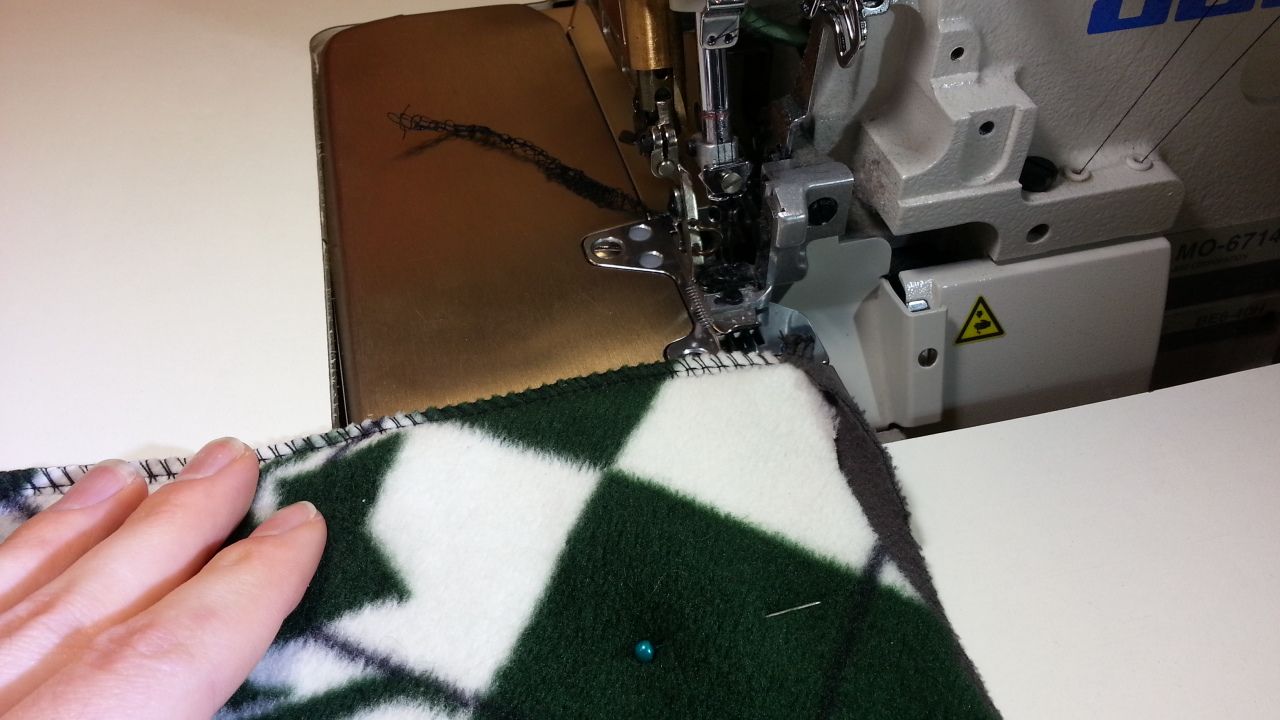 Easy Fleece Blanket With a Serger : 6 Steps - Instructables