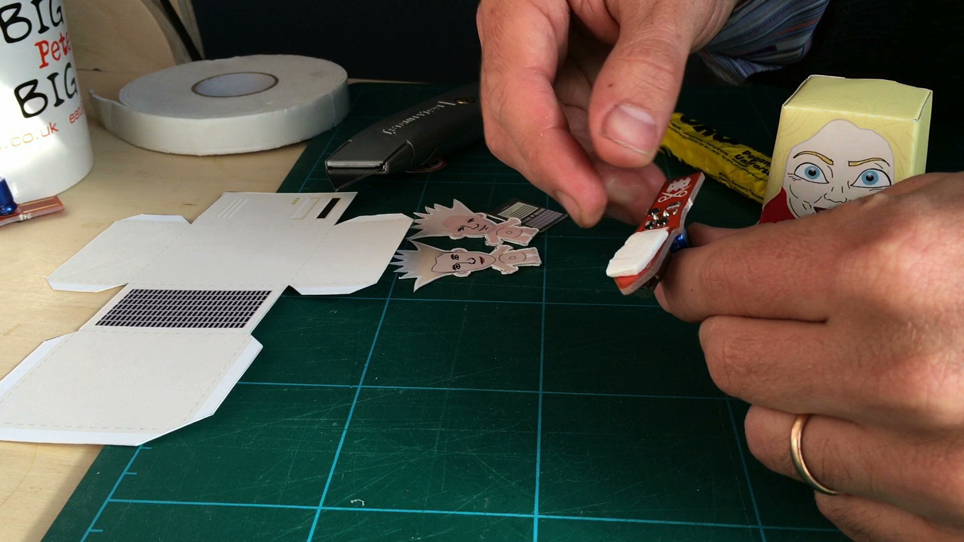 Trump Vs Clinton Papercraft Play Set : 7 Steps - Instructables