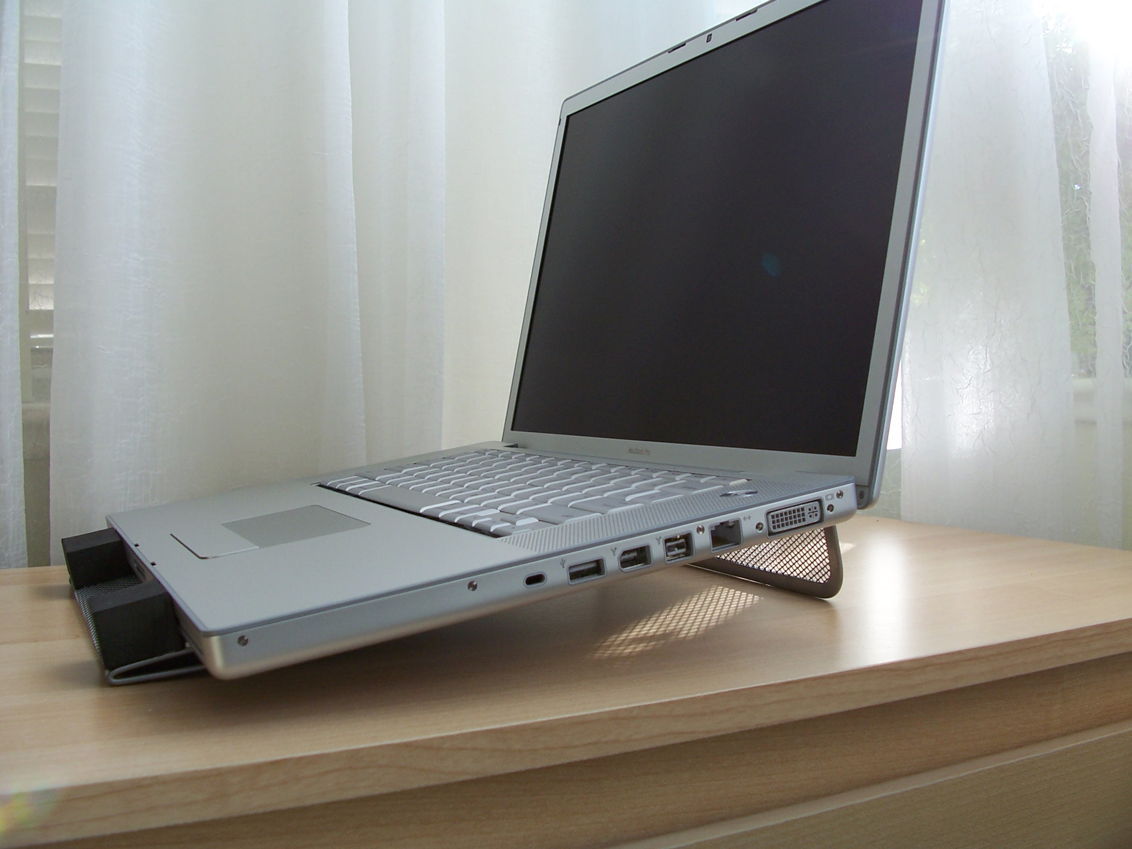 Simple Metallic Laptop Stand : 4 Steps (with Pictures) - Instructables
