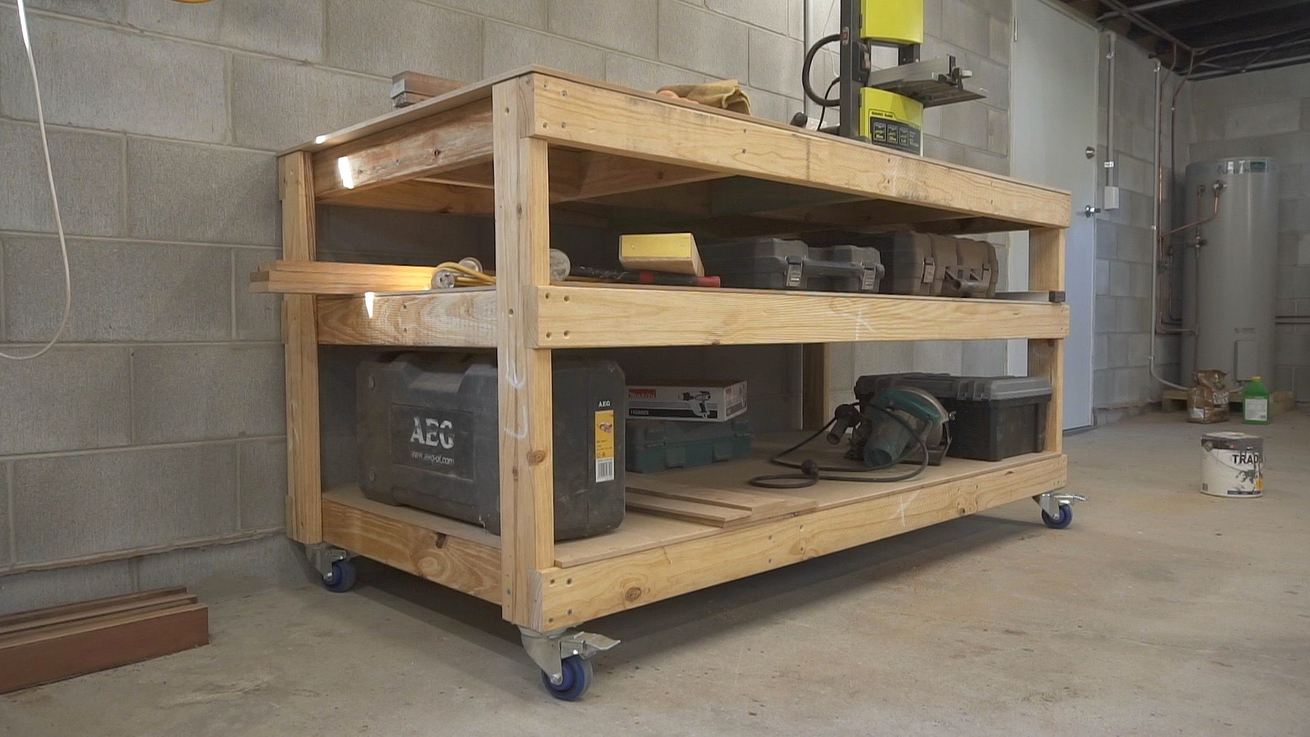 Simple Mobile Workbench/Assembly Table : 3 Steps (with Pictures ...