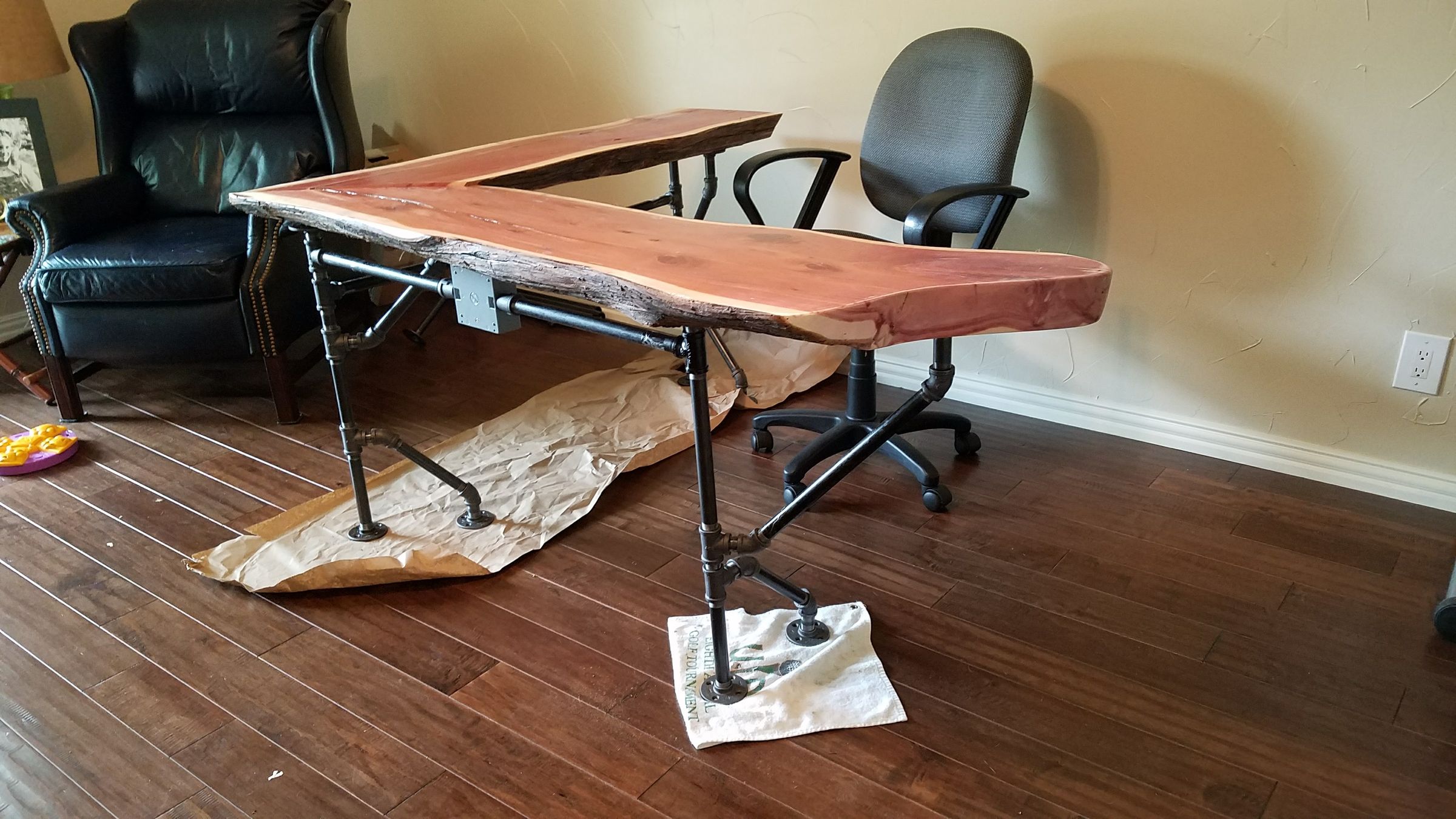 Live Edge Cedar Industrial Computer Desk : 8 Steps (with Pictures ...