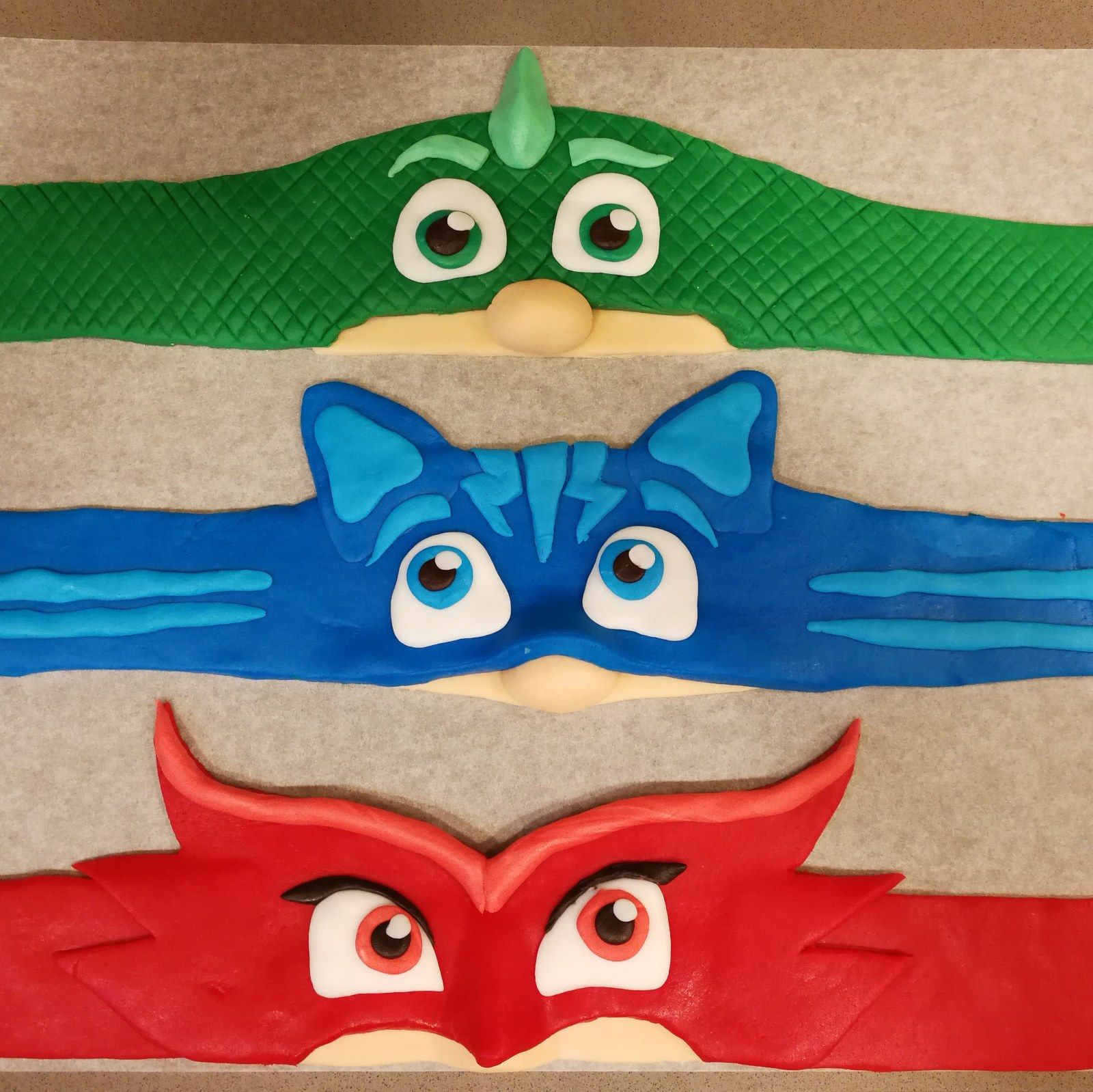 PJ Masks Fondant Cake Remix : 10 Steps - Instructables