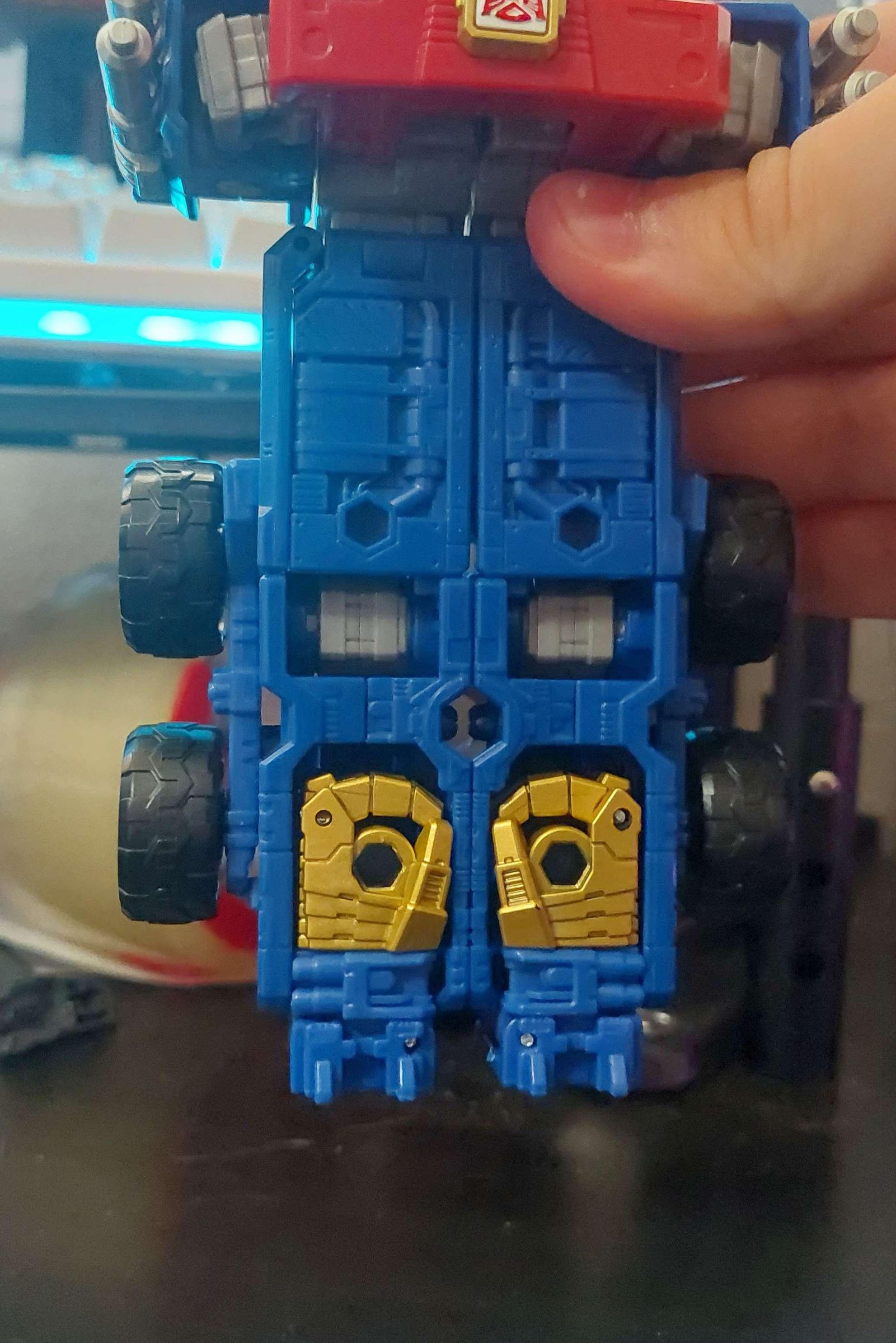 How to Convert Legacy Armada Optimus Prime From Core Robot to Truck and ...