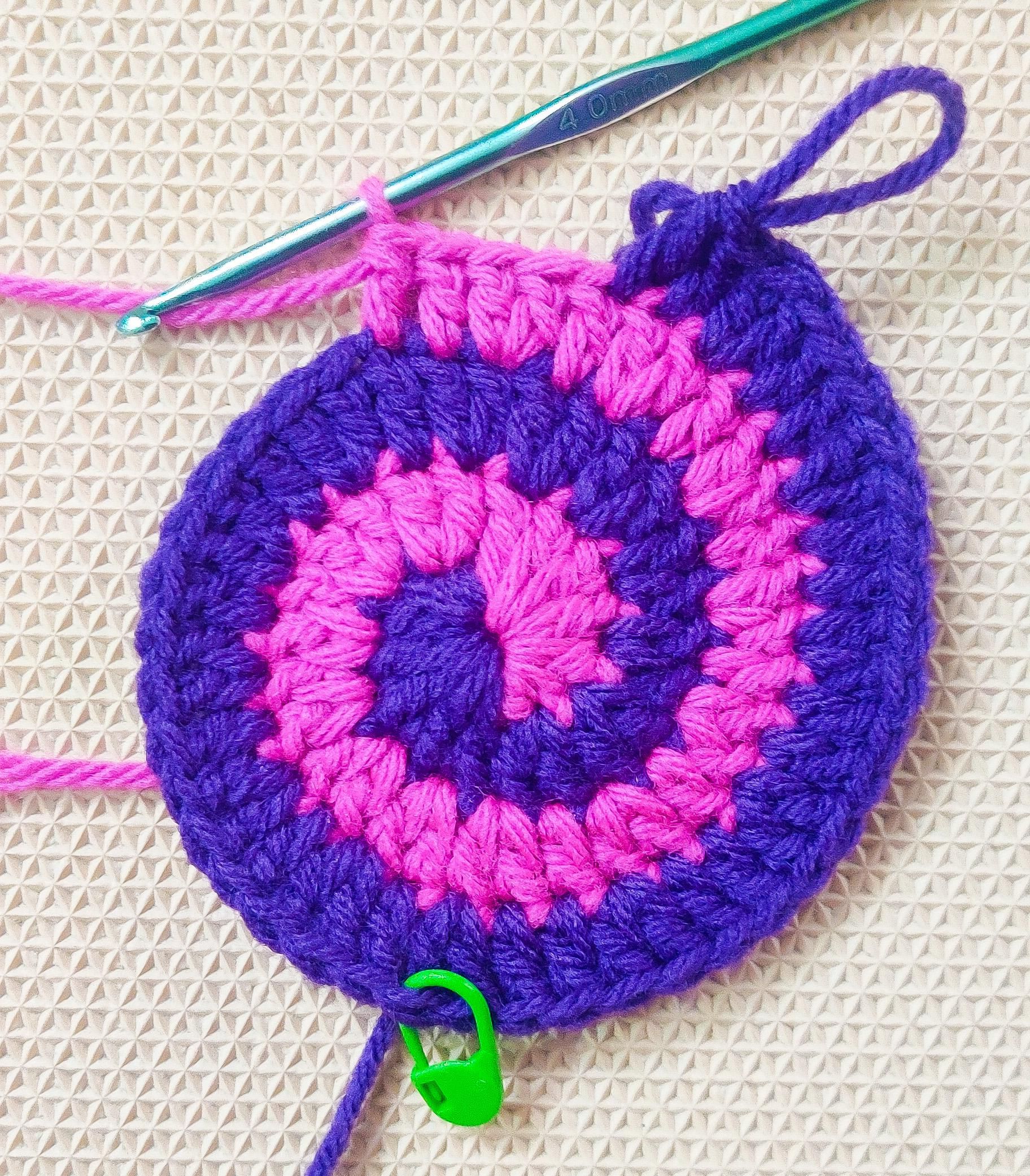 How to Make a Solid Two Color Spiral Crochet Circle : 8 Steps (with ...