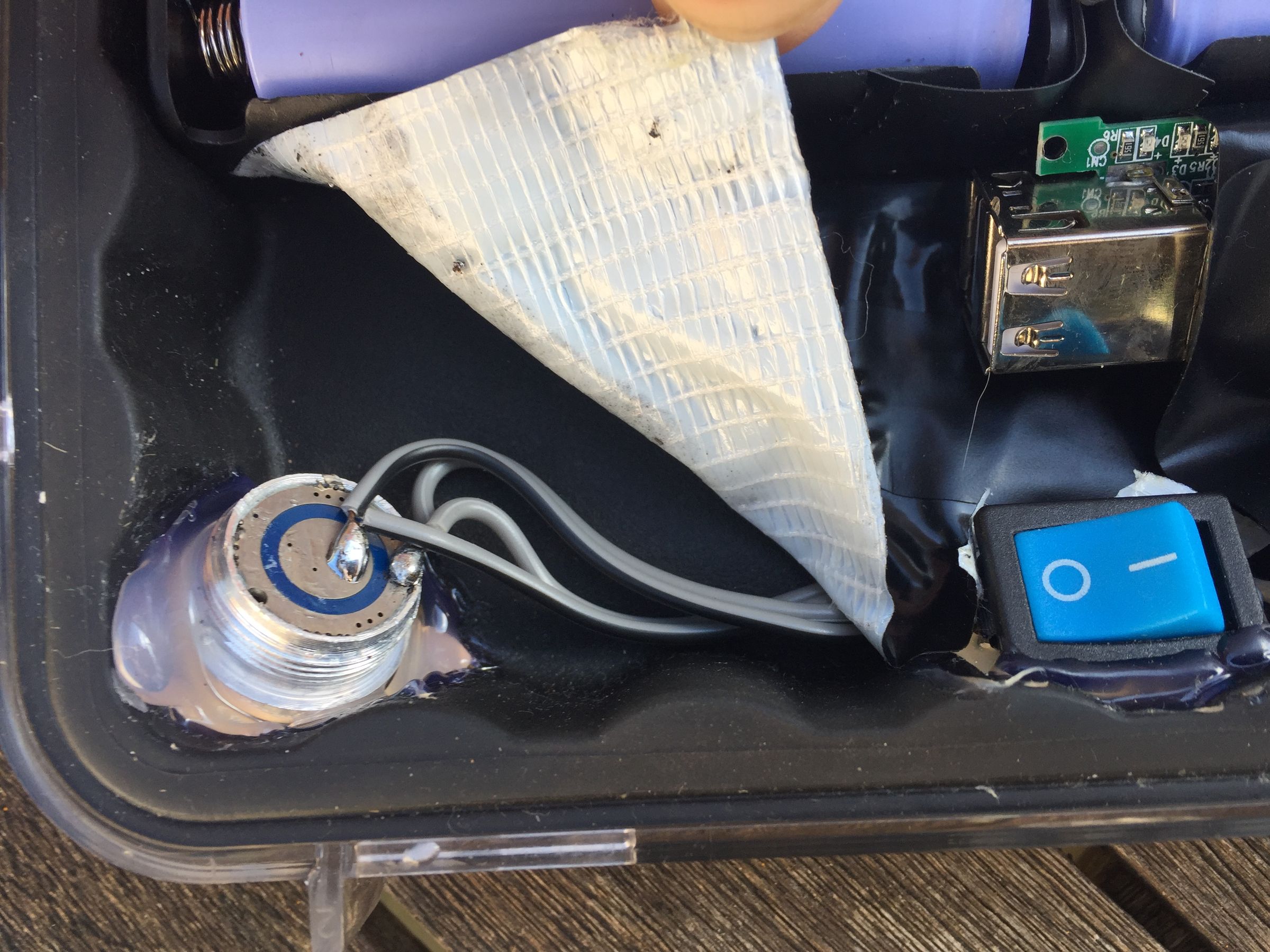 Arduino Controlled Solar Charger and Camping Light /Arduino電路板控制的太陽能充電器 ...