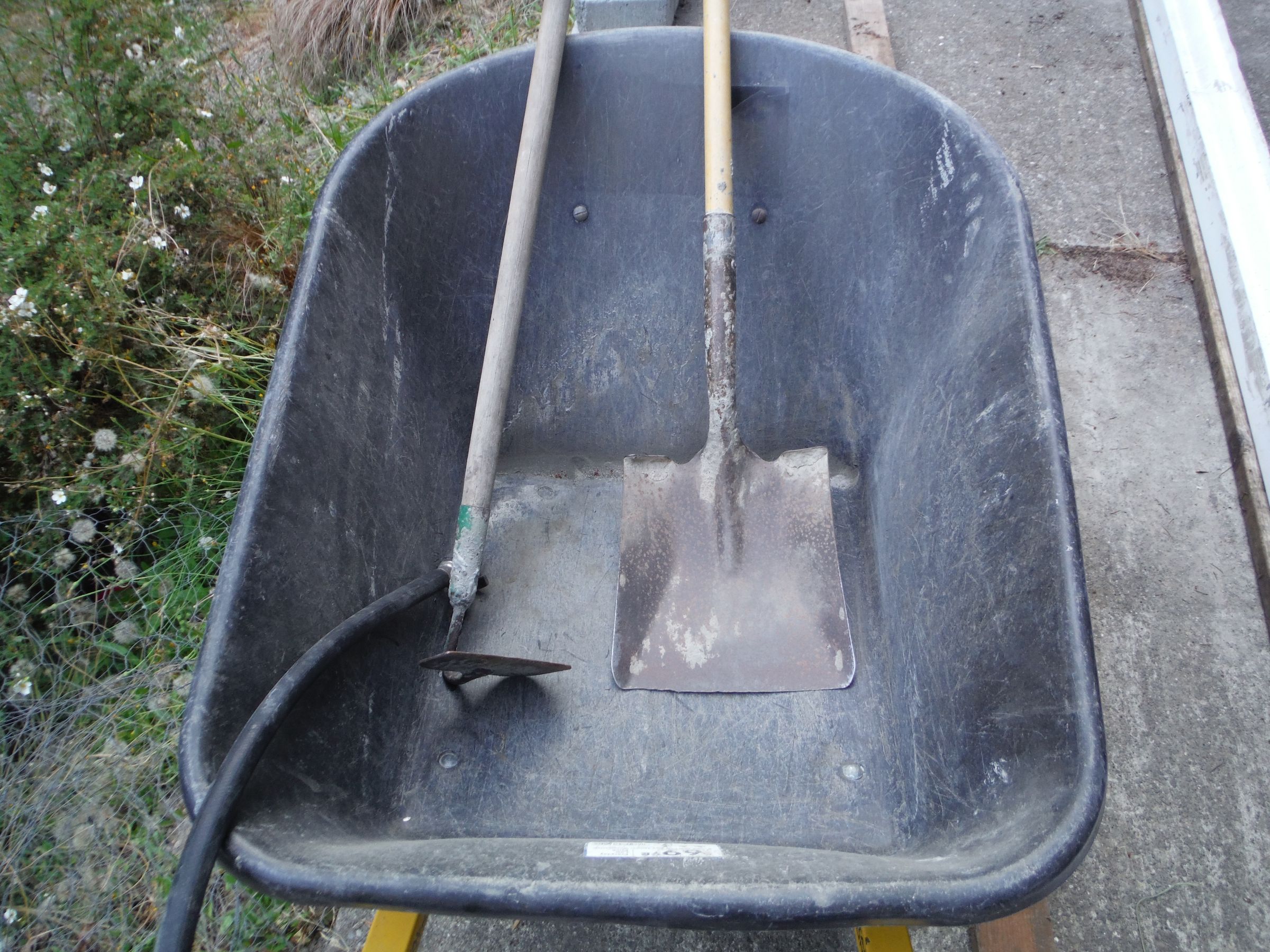 Concrete Mow Strip (Curb or Edging) : 8 Steps (with Pictures ...