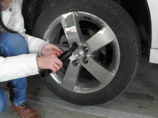 How to Change a Car Tire : 7 Steps - Instructables