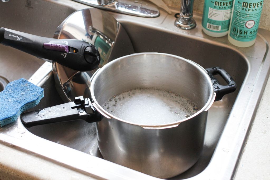 How to Use a Pressure Cooker (and Choose Which One to Buy) : 10 Steps ...