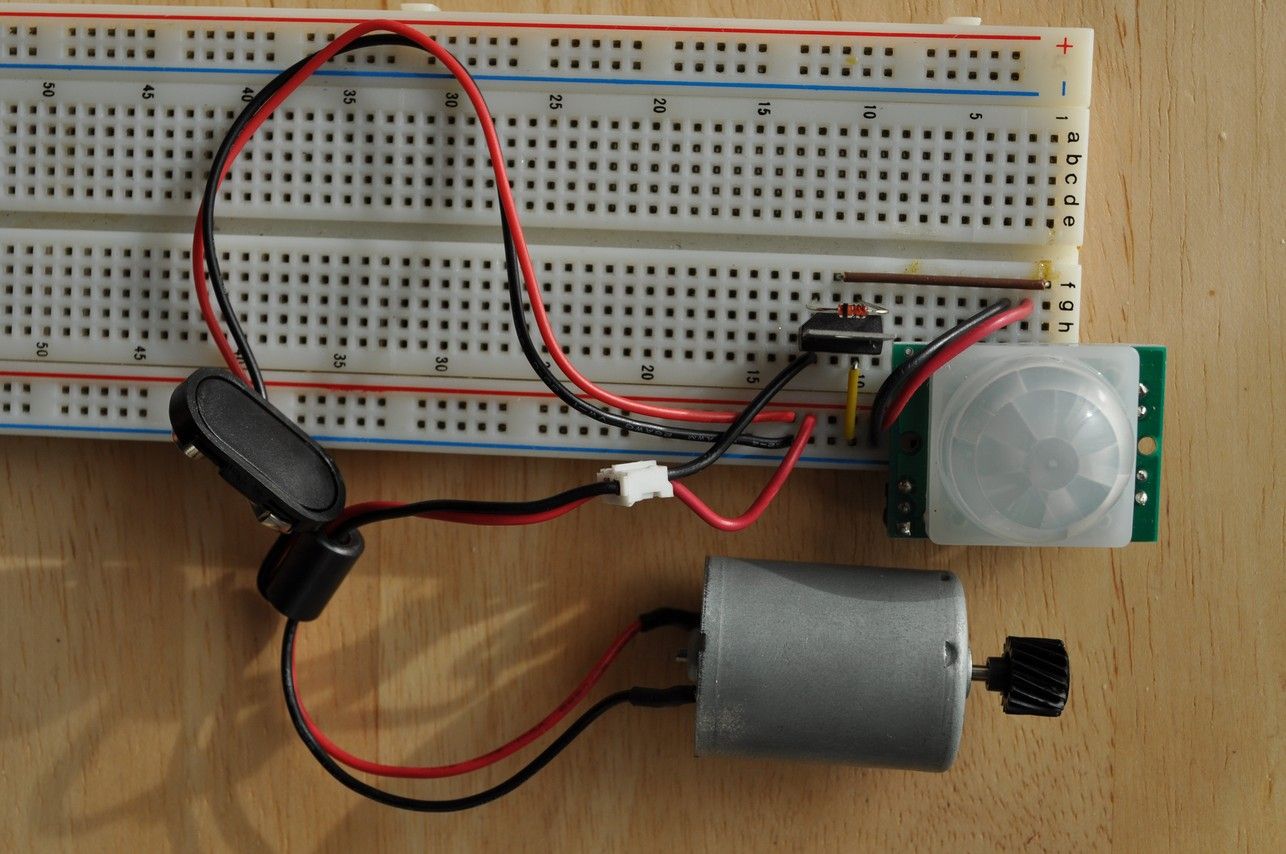 Motion Activated Dropping Spider, Low Cost, No Programming : 10 Steps ...