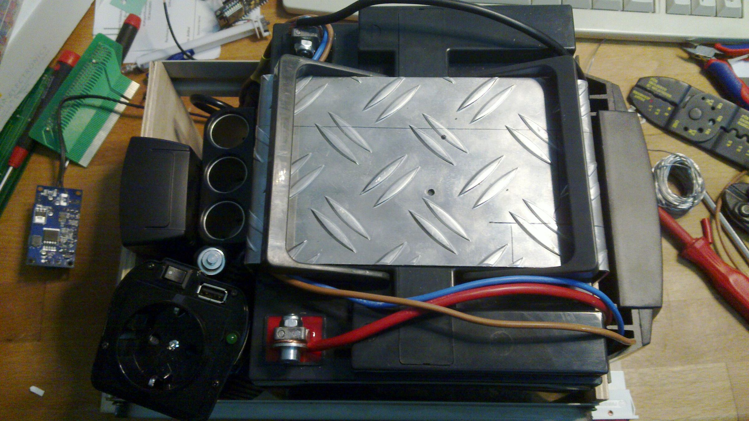 Off Grid Battery Box : 4 Steps - Instructables