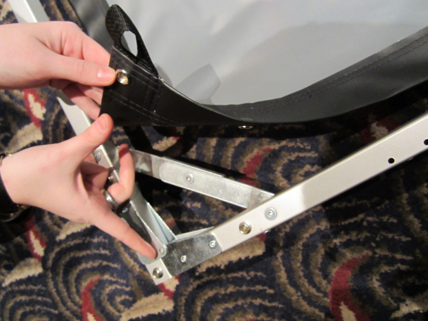 Set Up a Fastfold Projection Screen : 9 Steps - Instructables