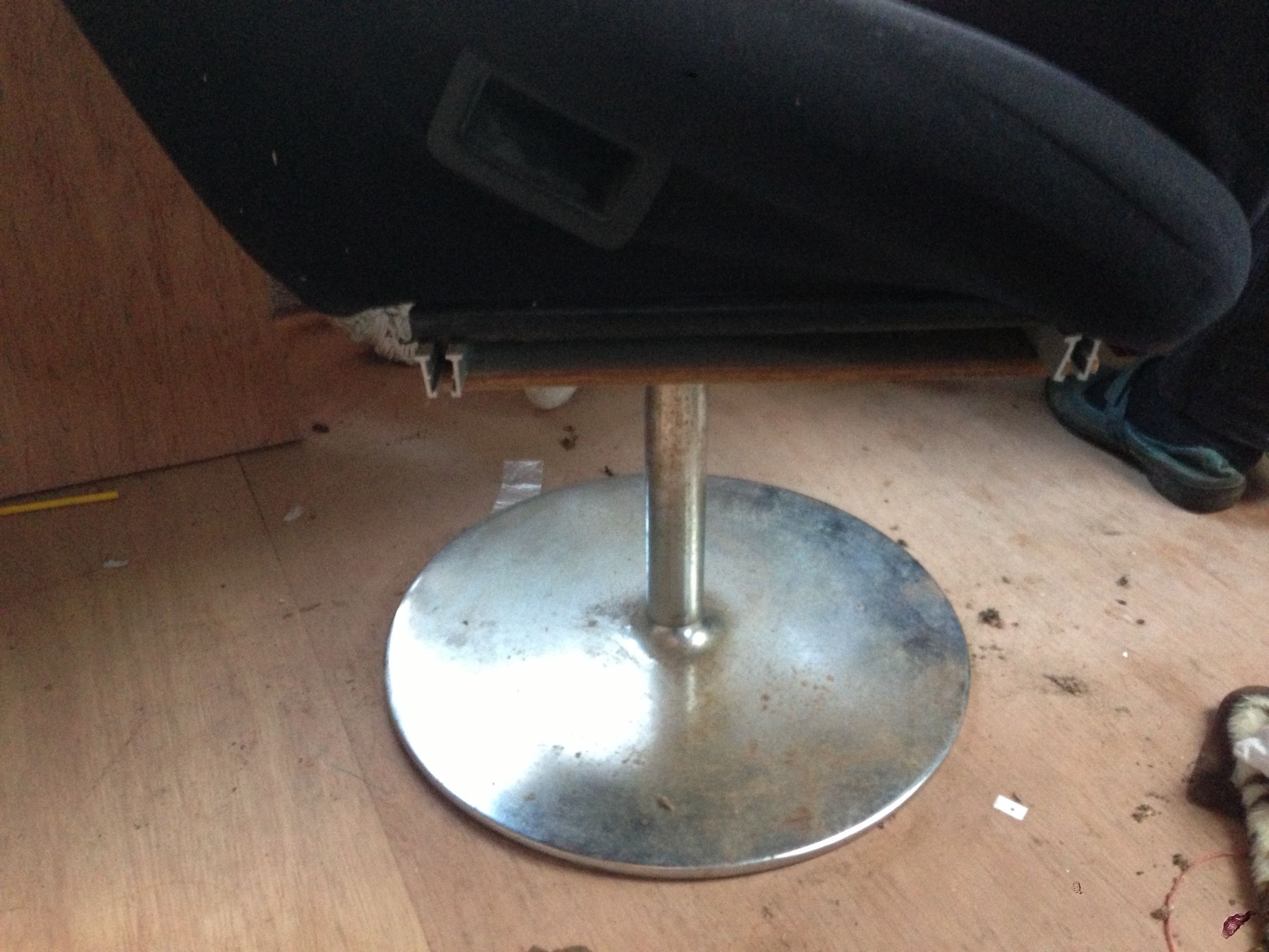 Bucket Seat Swivel Chair : 4 Steps - Instructables