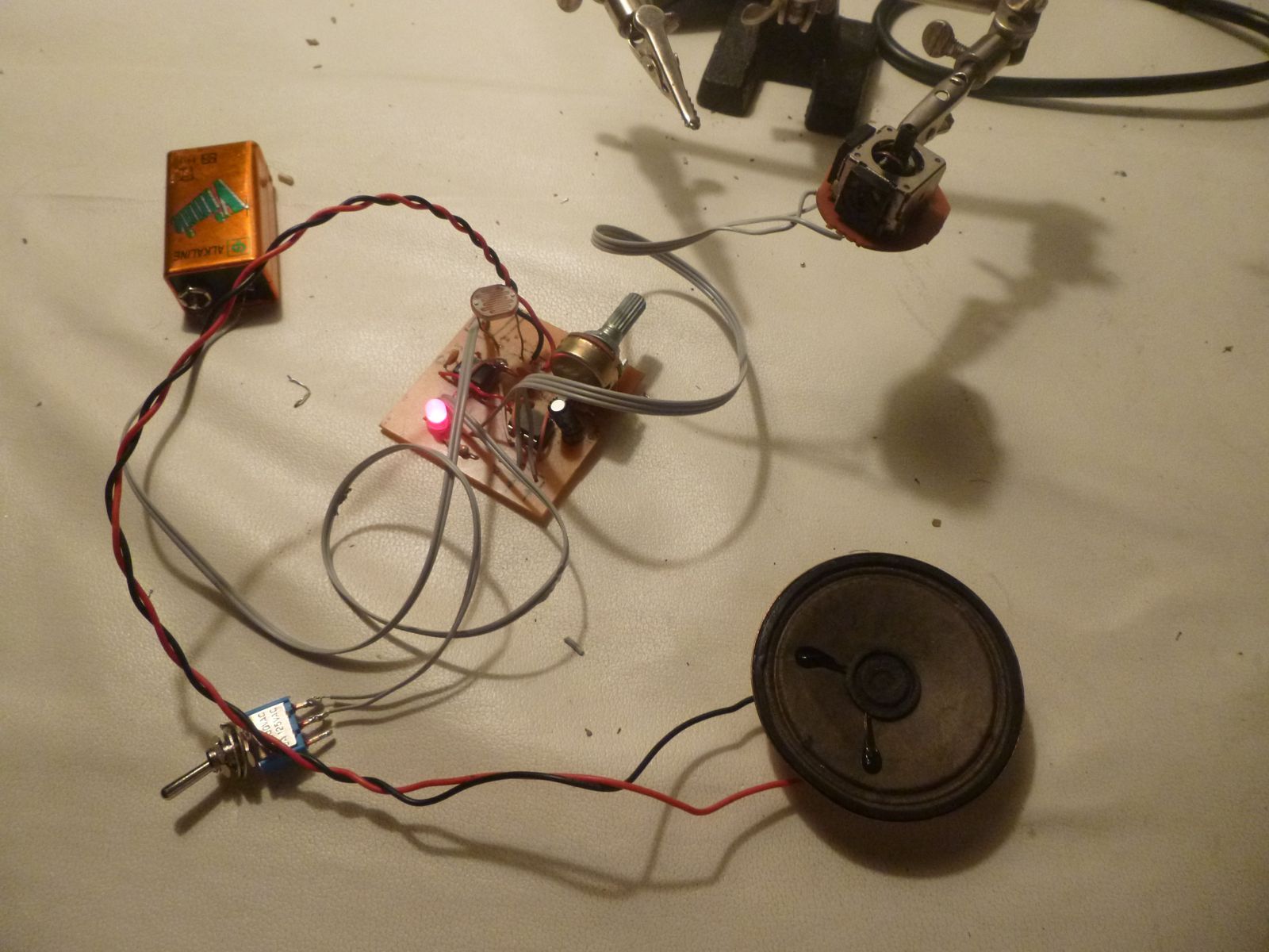 Light Theremin With Magnet Holder : 4 Steps - Instructables