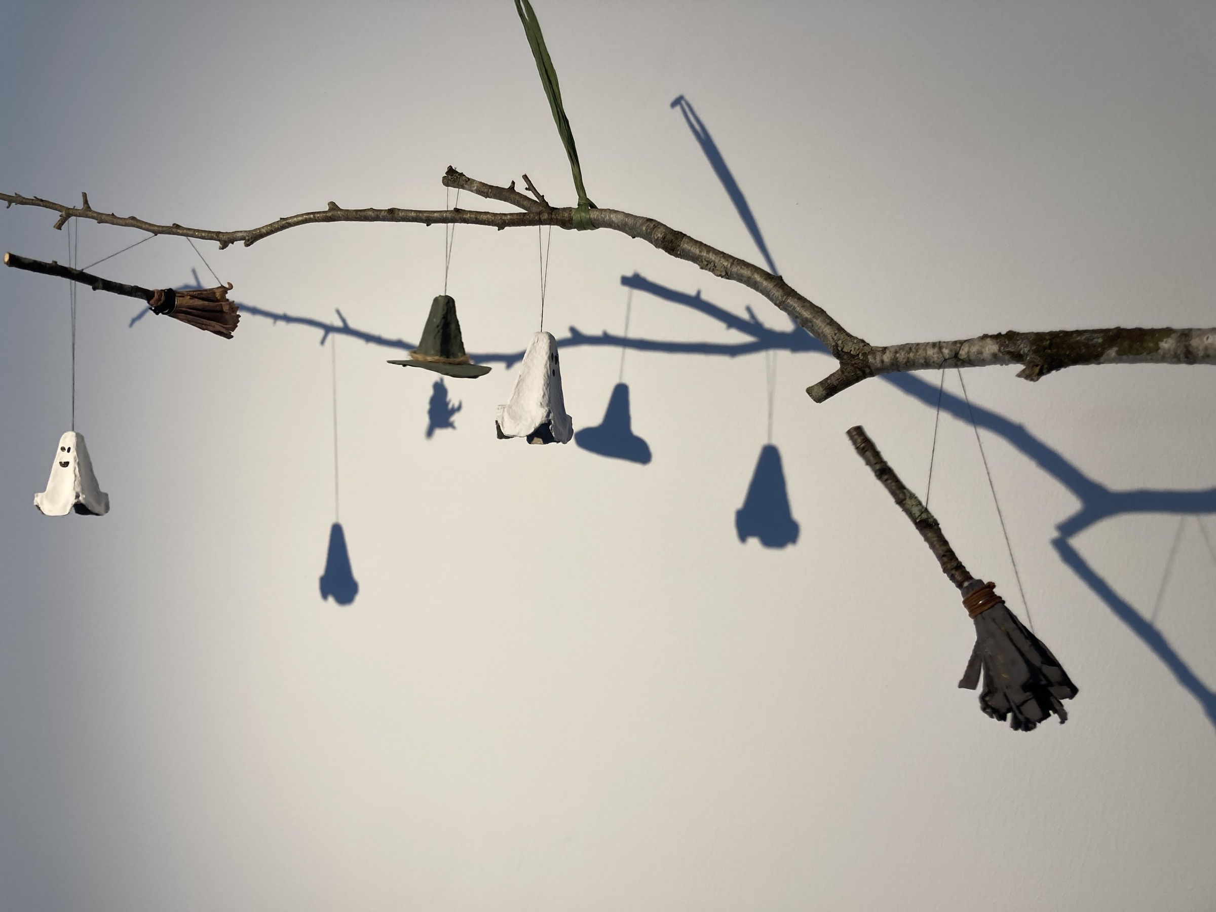 👻🧙‍♀️🧹 Spooky Egg Carton Magic: DIY Hanging Ghosts, Witches’ Brooms ...
