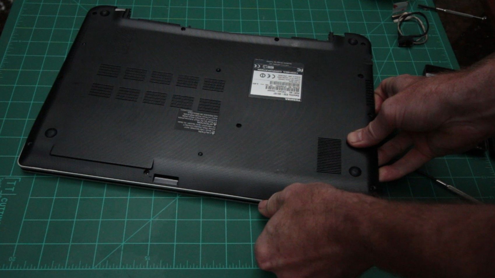 Replacing a Laptop Screen Cable : 11 Steps - Instructables