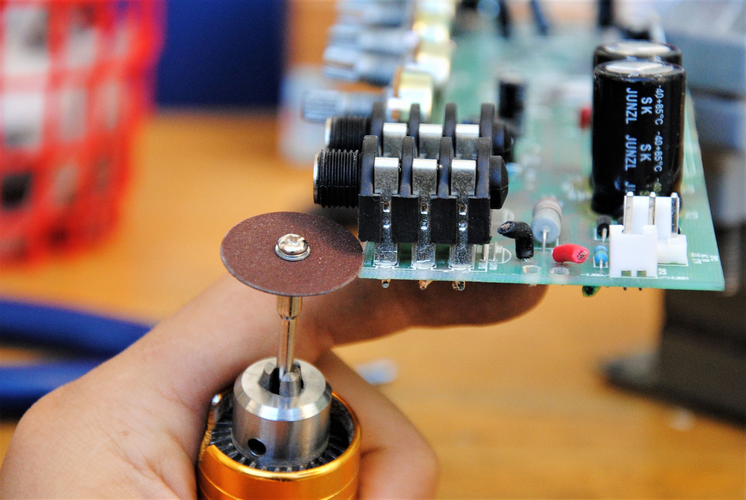 How to Desolder Electronic Components From Circuit Boards - 7 Tips ...