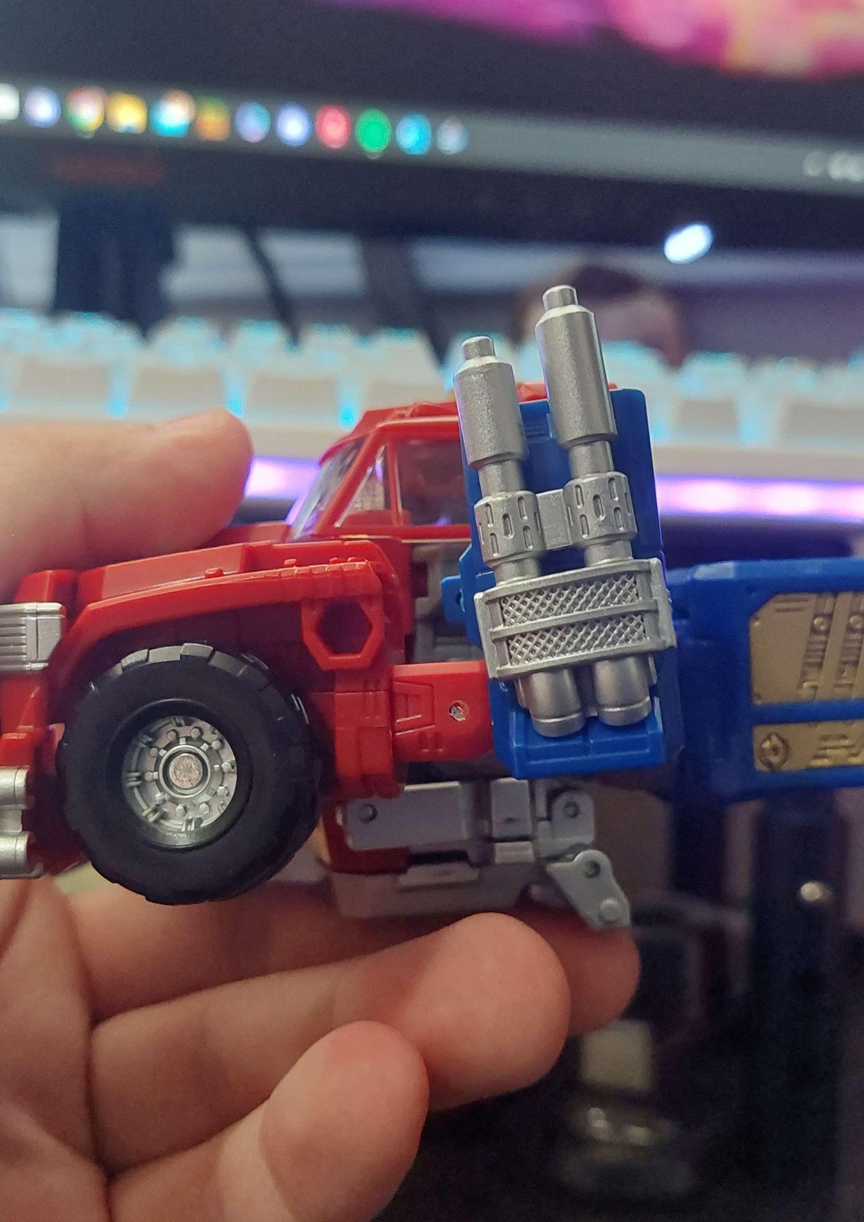 How to Convert Legacy Armada Optimus Prime From Core Robot to Truck and ...