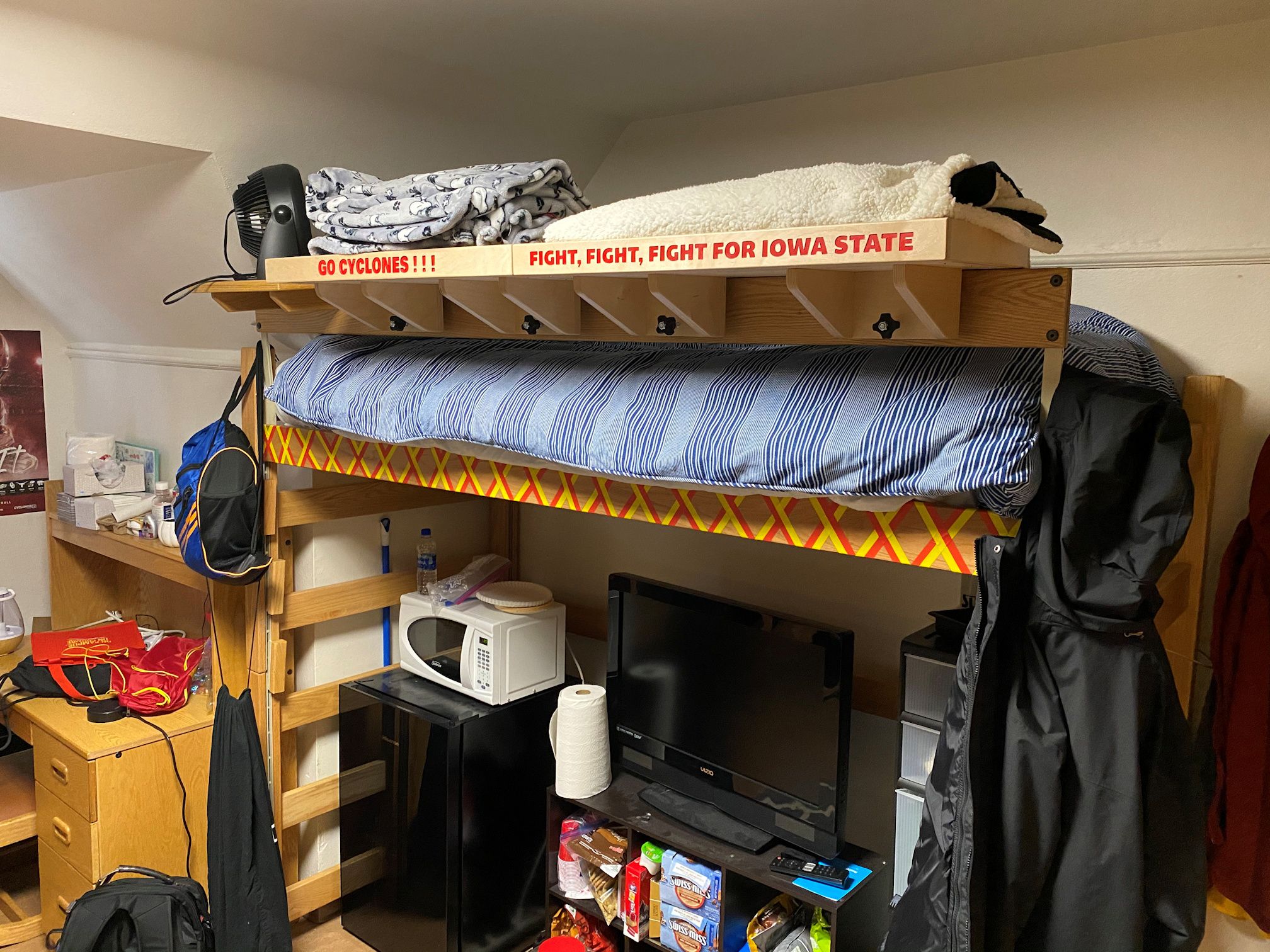 Clamping Dorm Room Shelves With School Spirit : 9 Steps (with Pictures ...