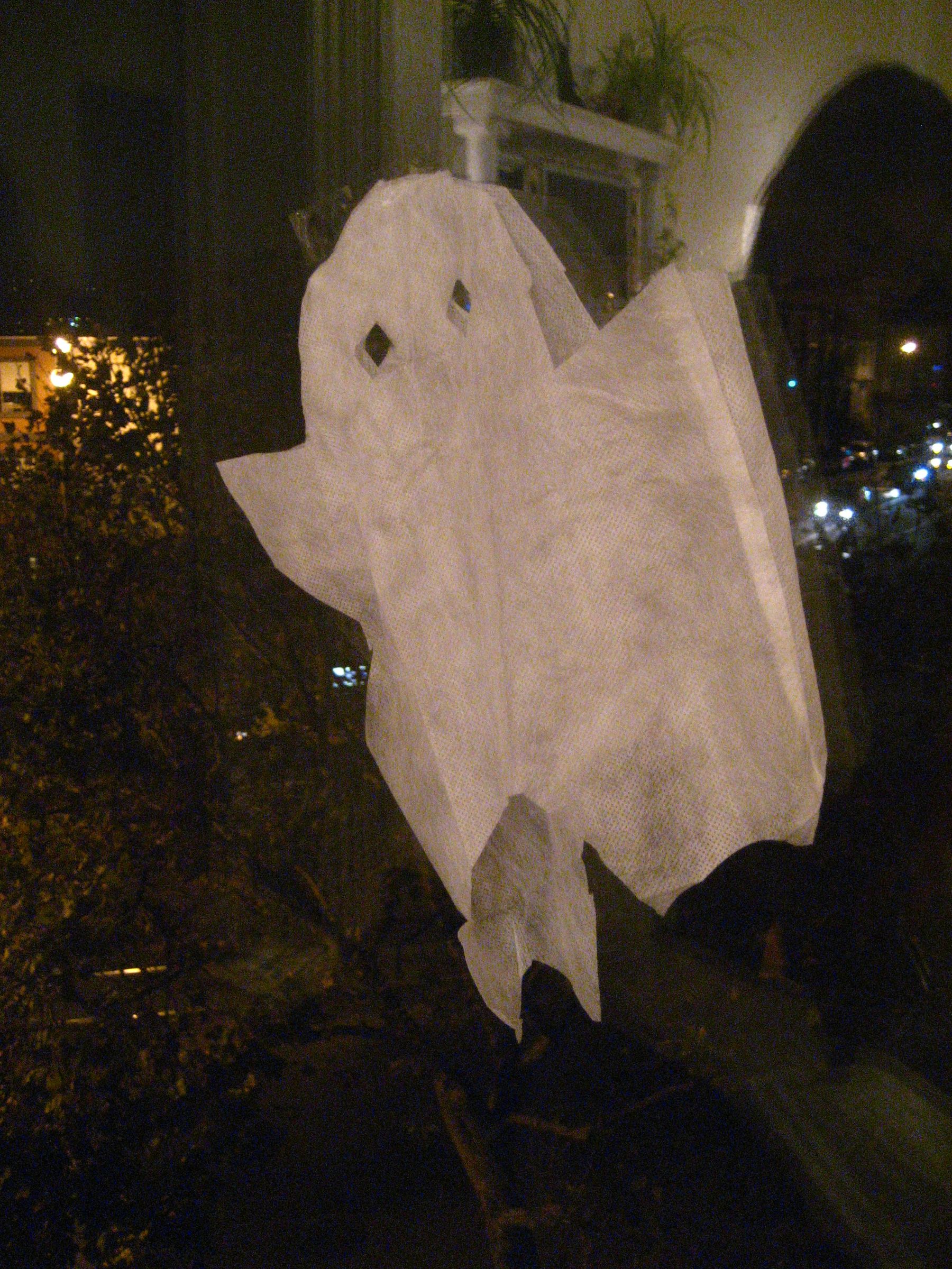 Under 5 Min Ghost Decorations From Recycled Materials / Painter's Suit ...