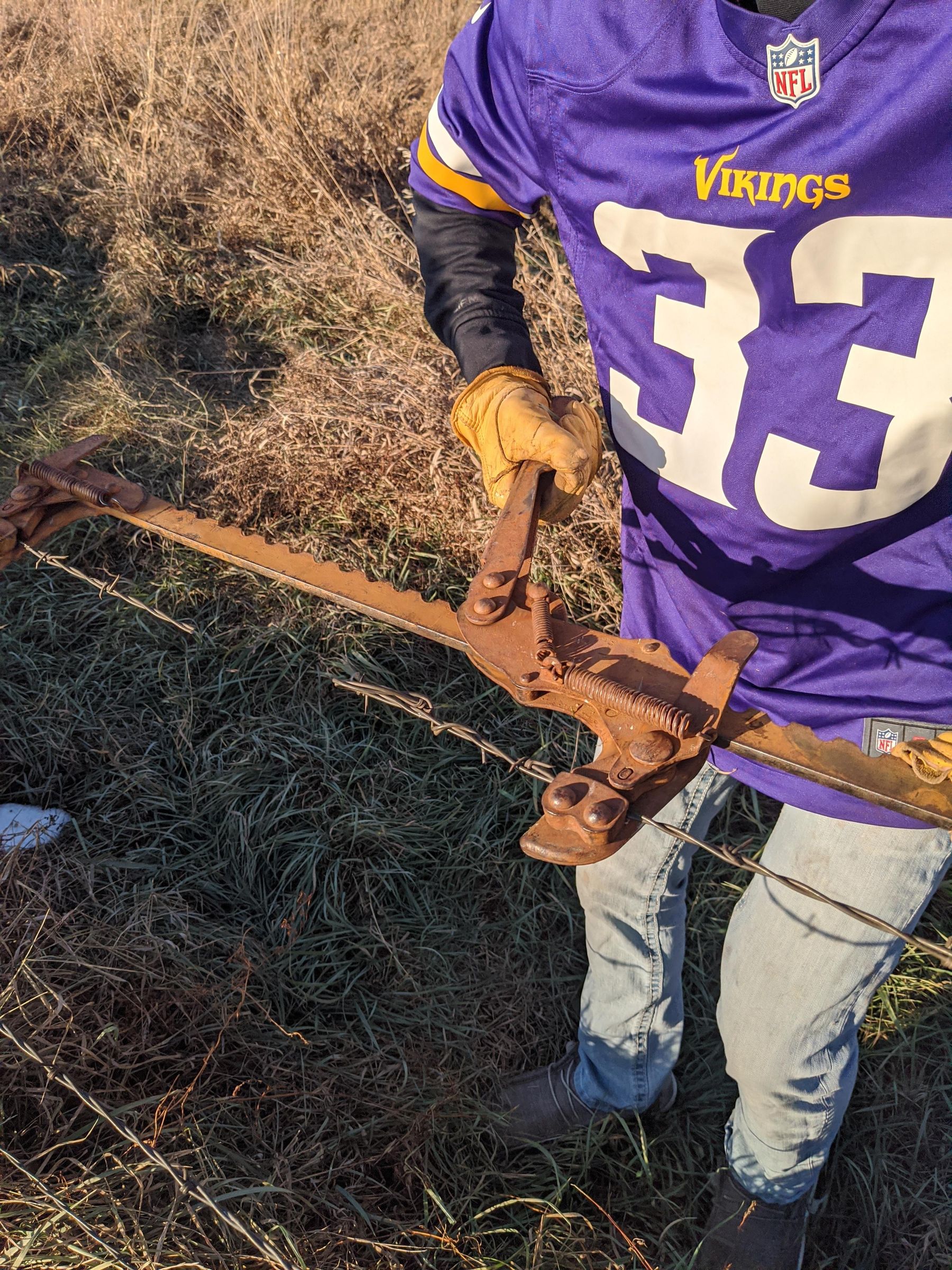 How to Fix a Barbed Wire Fence : 3 Steps - Instructables