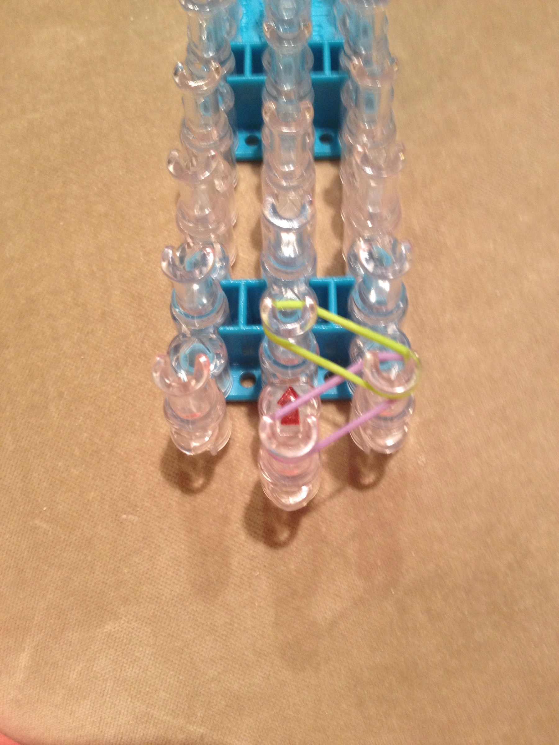 Single Chain Rainbow Loom : 11 Steps - Instructables