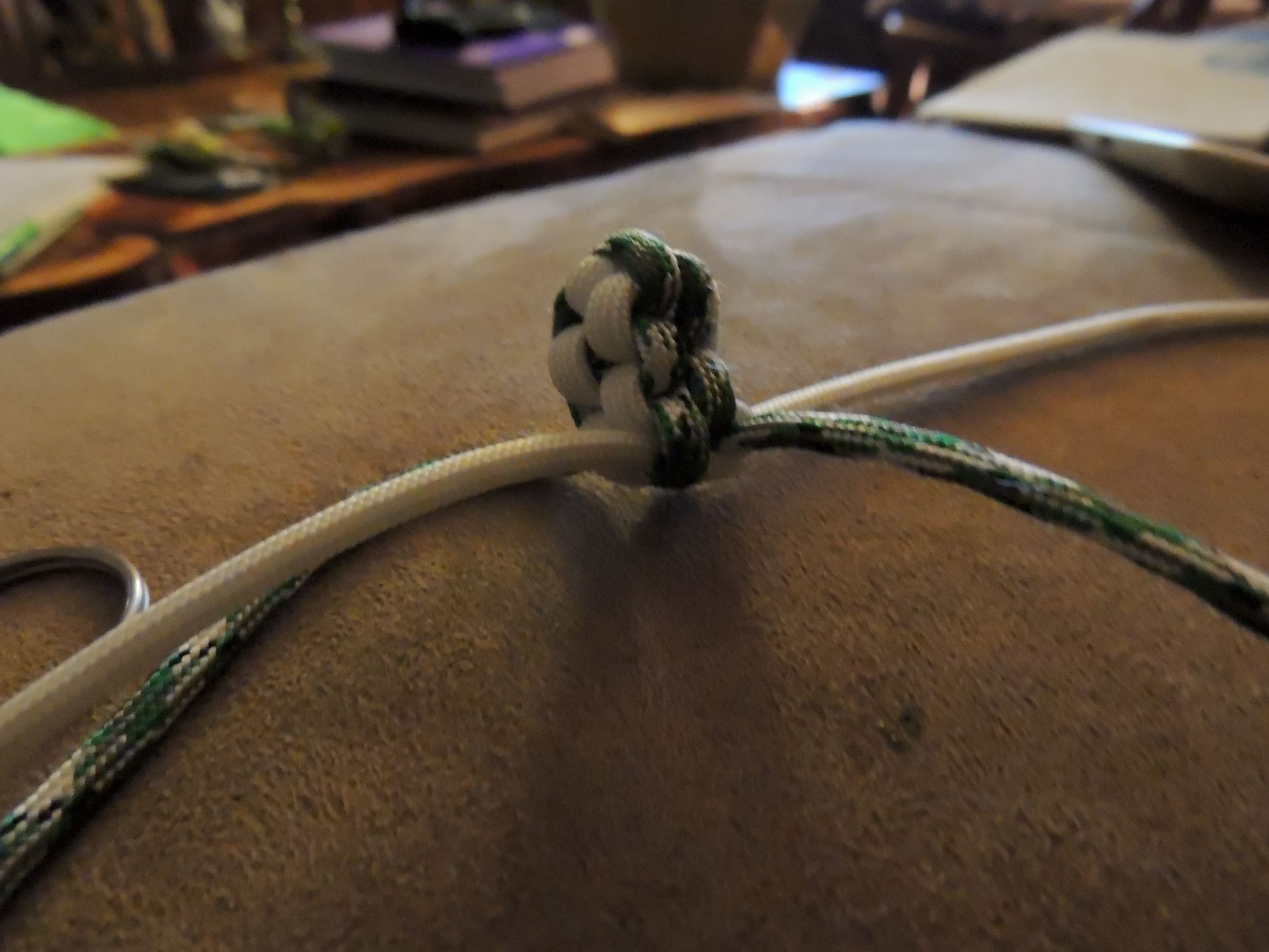 Paracord Cross (Square Braid) : 10 Steps - Instructables