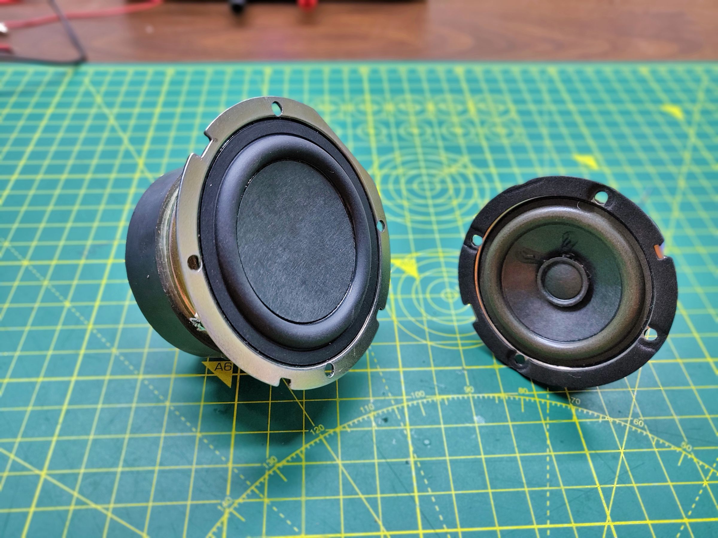 Desk Bluetooth Speaker With Audio Visualisation, Touch Buttons and NFC ...