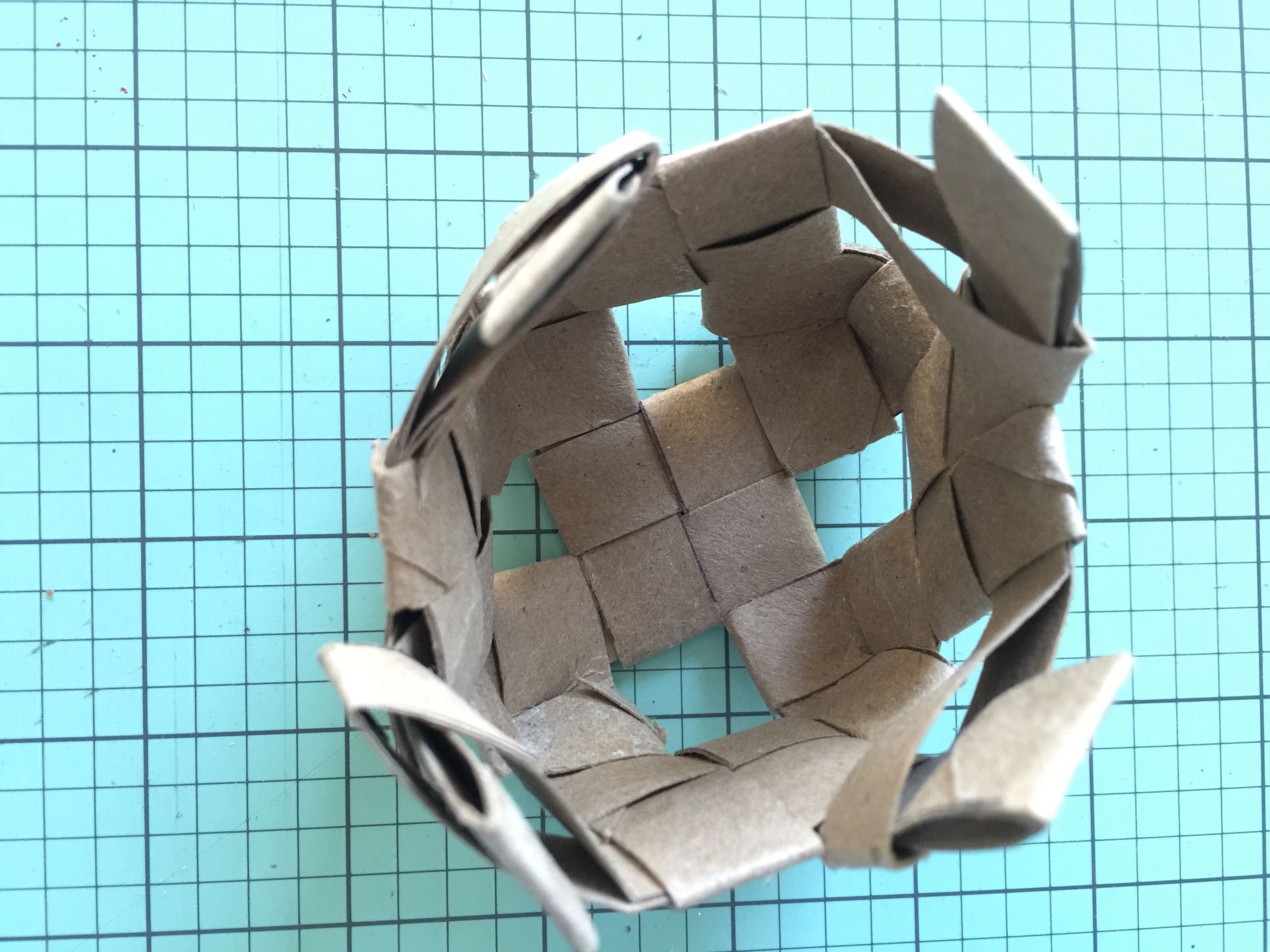 How to Weave Toilet Paper Rolls : 5 Steps (with Pictures) - Instructables