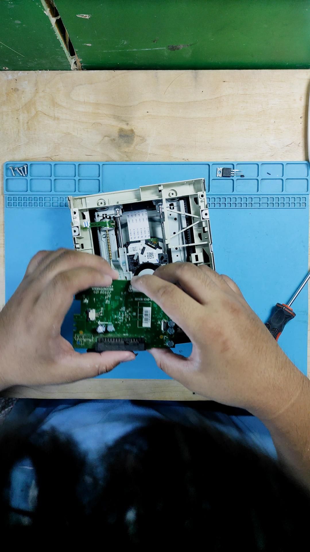 Homebrew PCB Shaker for Etching Using an Old DVD Rom! : 8 Steps (with ...