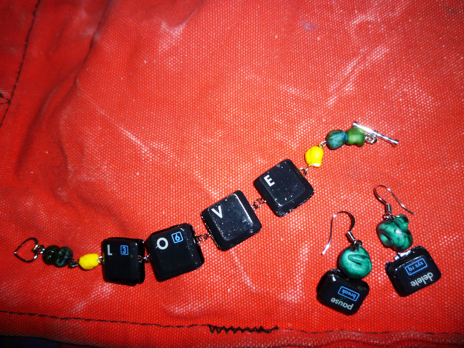 Keyboard Bracelet With Interchangeable Keys : 9 Steps - Instructables