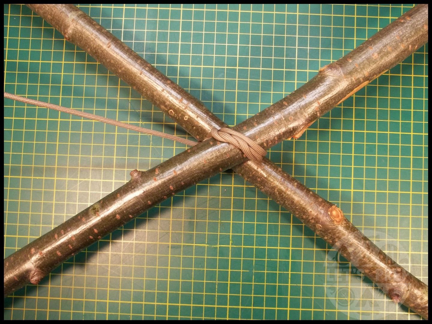 Quick Skills #5: How to Tie Lashings - Pt.2 Diagonal Lashing : 7 Steps ...