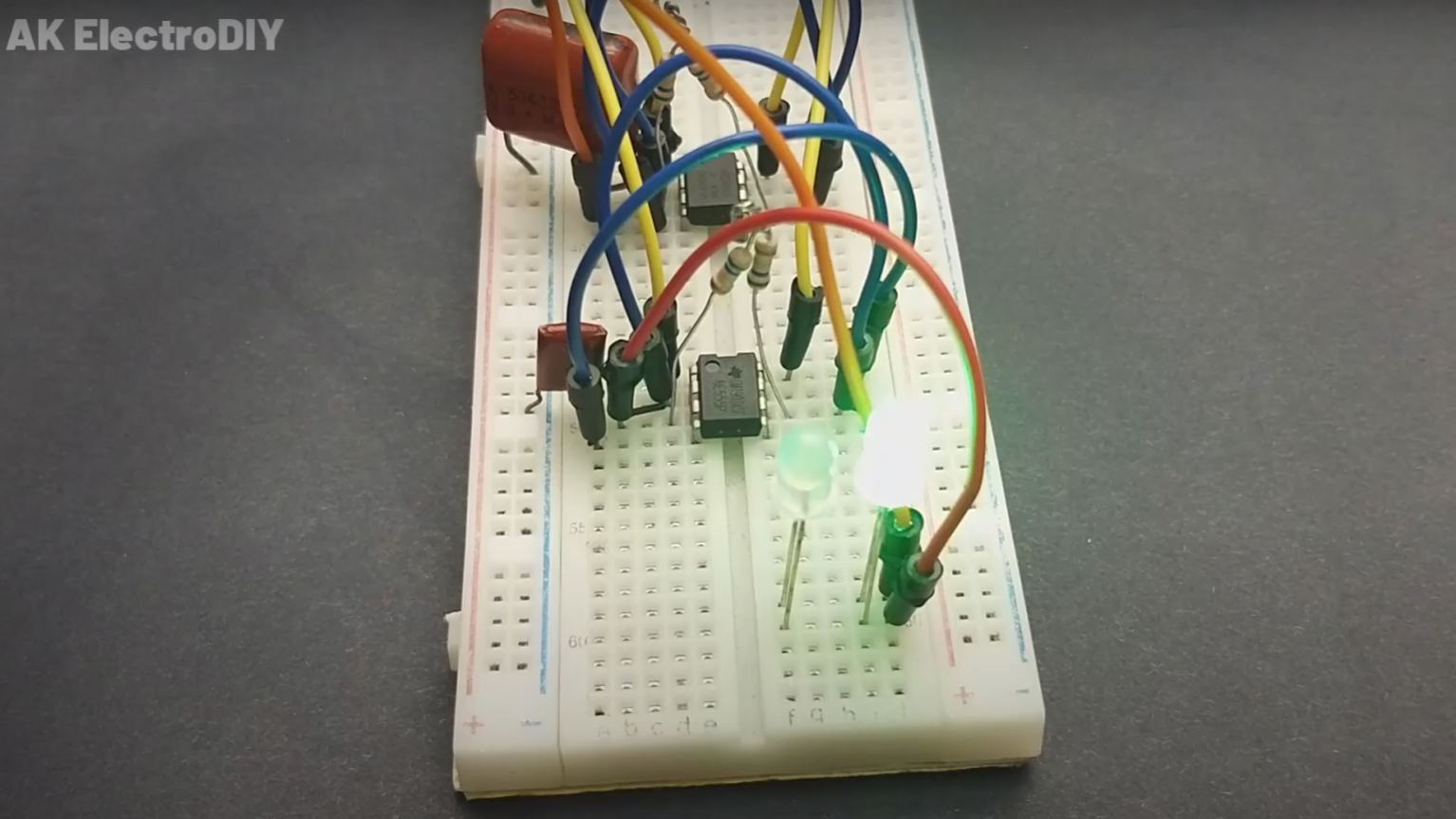 Airplane Nav Lights Using 555 Timer IC : 10 Steps - Instructables