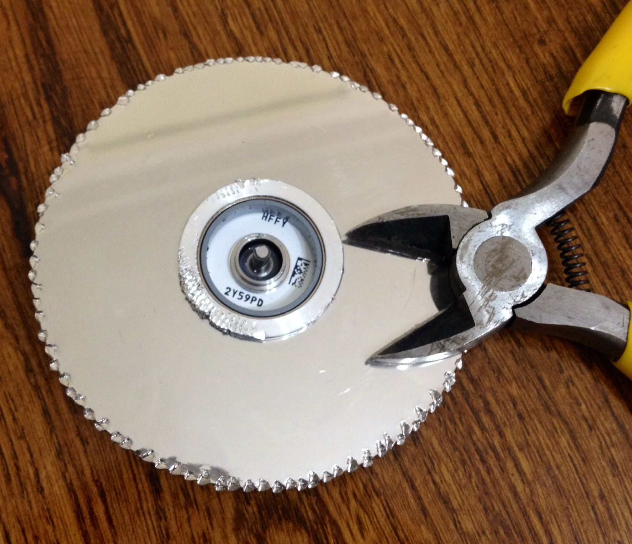 Simple Circular Saw With Hard Disk Platter and CDRom DC-Motor : 4 Steps ...