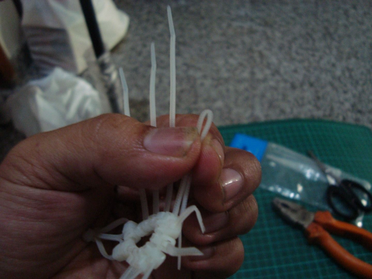Spider Made From Cable Ties for Props Decor Halloween : 4 Steps (with ...