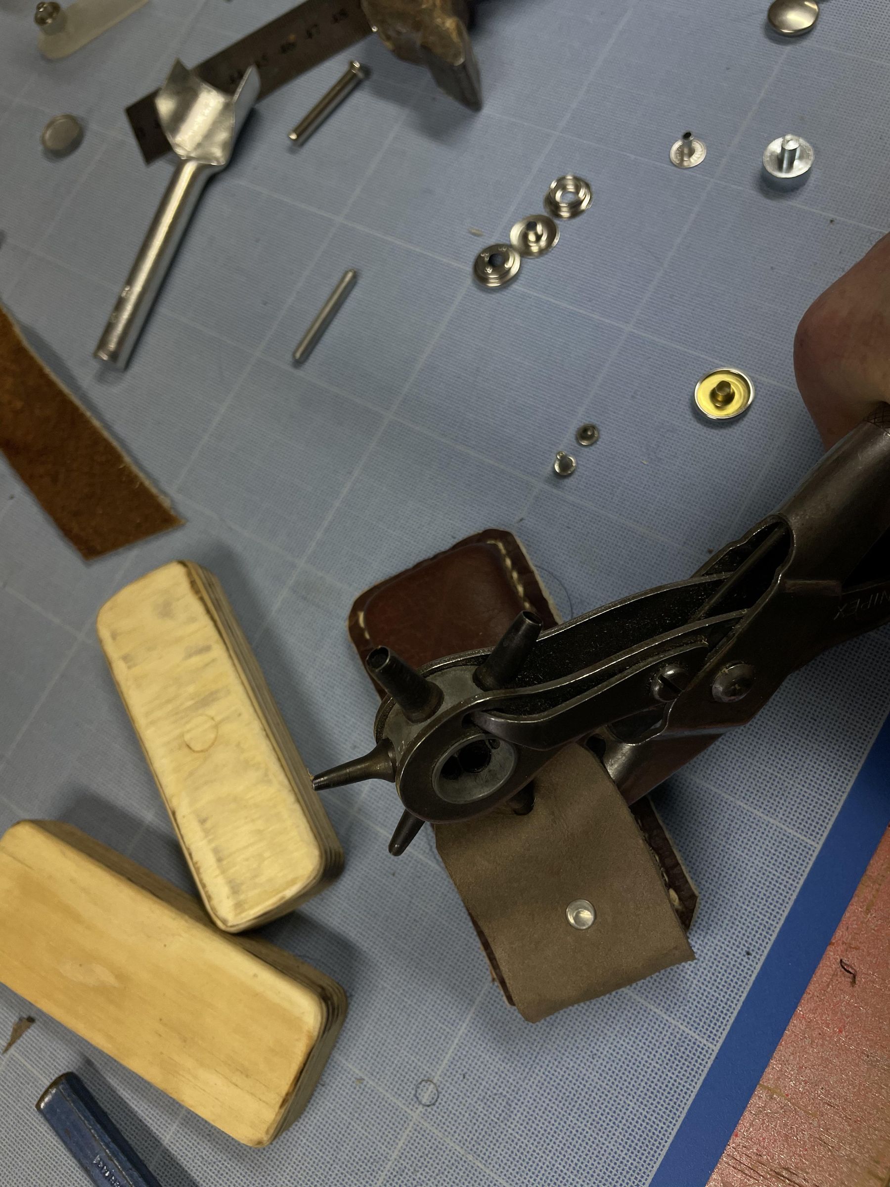 Leatherman Horizontal Sheath : 12 Steps (with Pictures) - Instructables