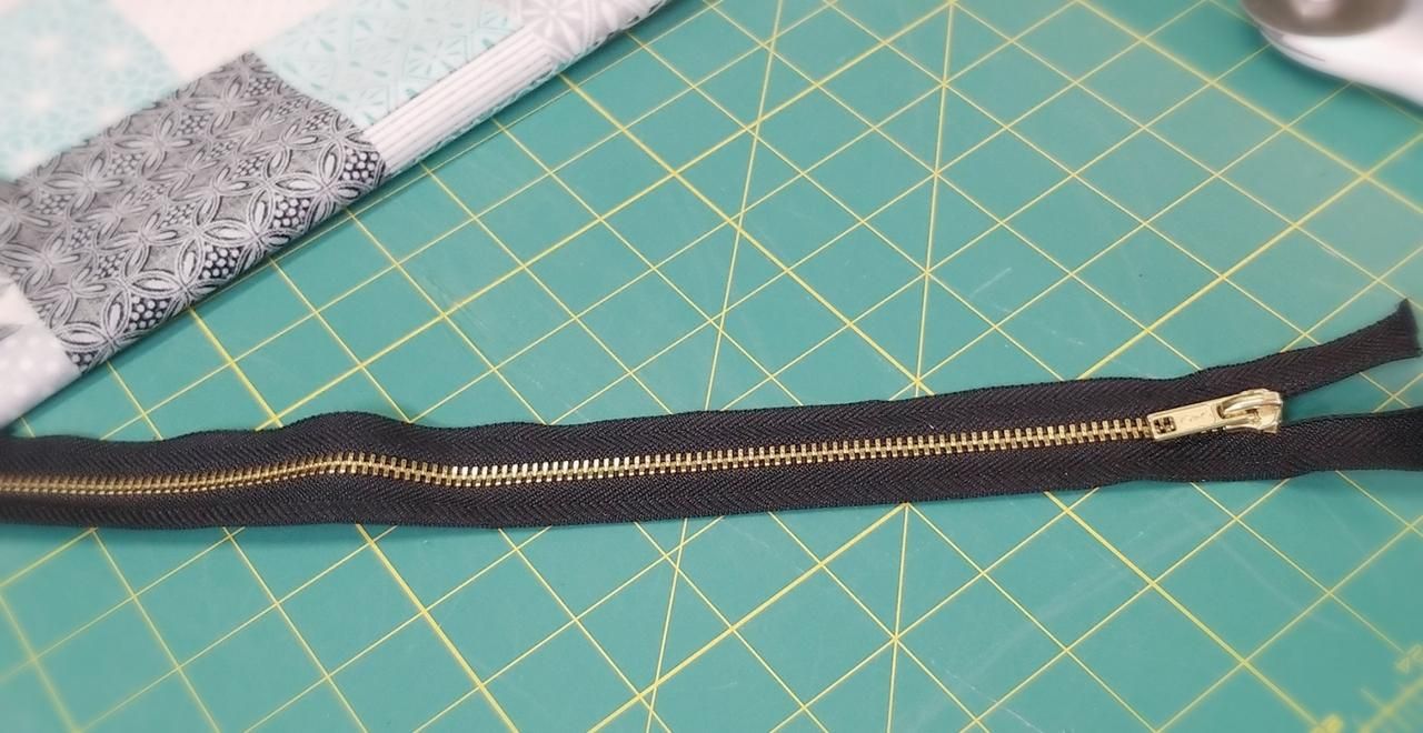 WEDGE PILLOW WITH ZIPPER COVER : 4 Steps (with Pictures) - Instructables