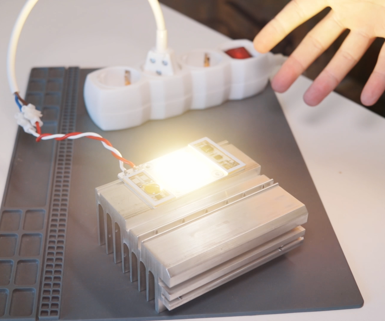 DIY FLOODLIGHT W/AC LEDs (+EFFICIENCY VS DC LEDs) : 21 Steps (with ...