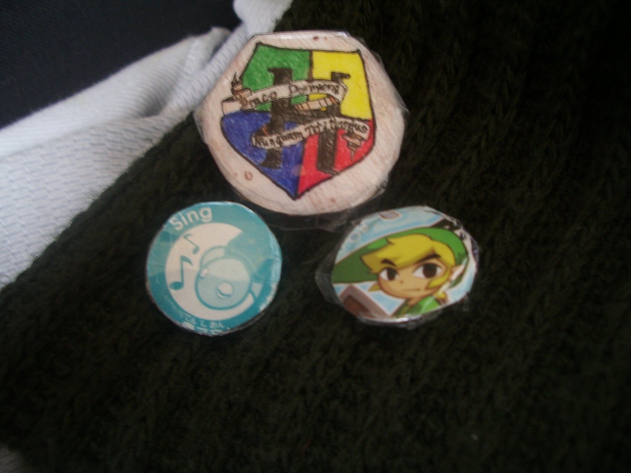 Cheap and Easy Buttons (pins) : 6 Steps - Instructables