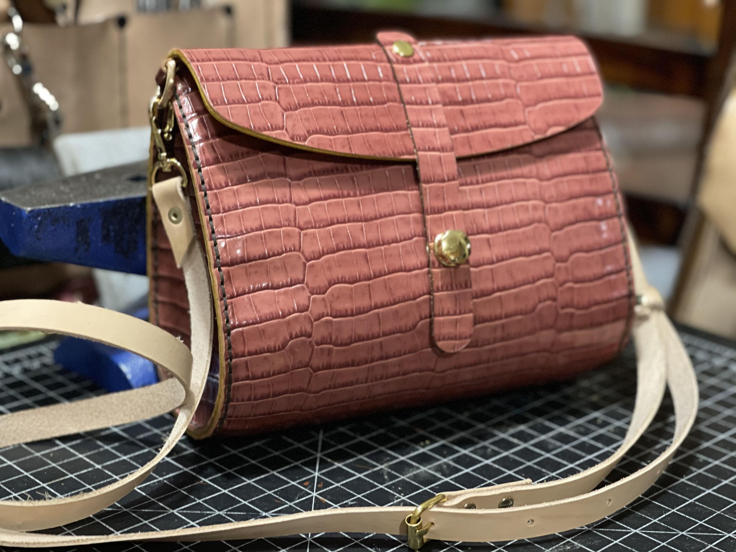Gator Embossed Leather Purse : 8 Steps (with Pictures) - Instructables