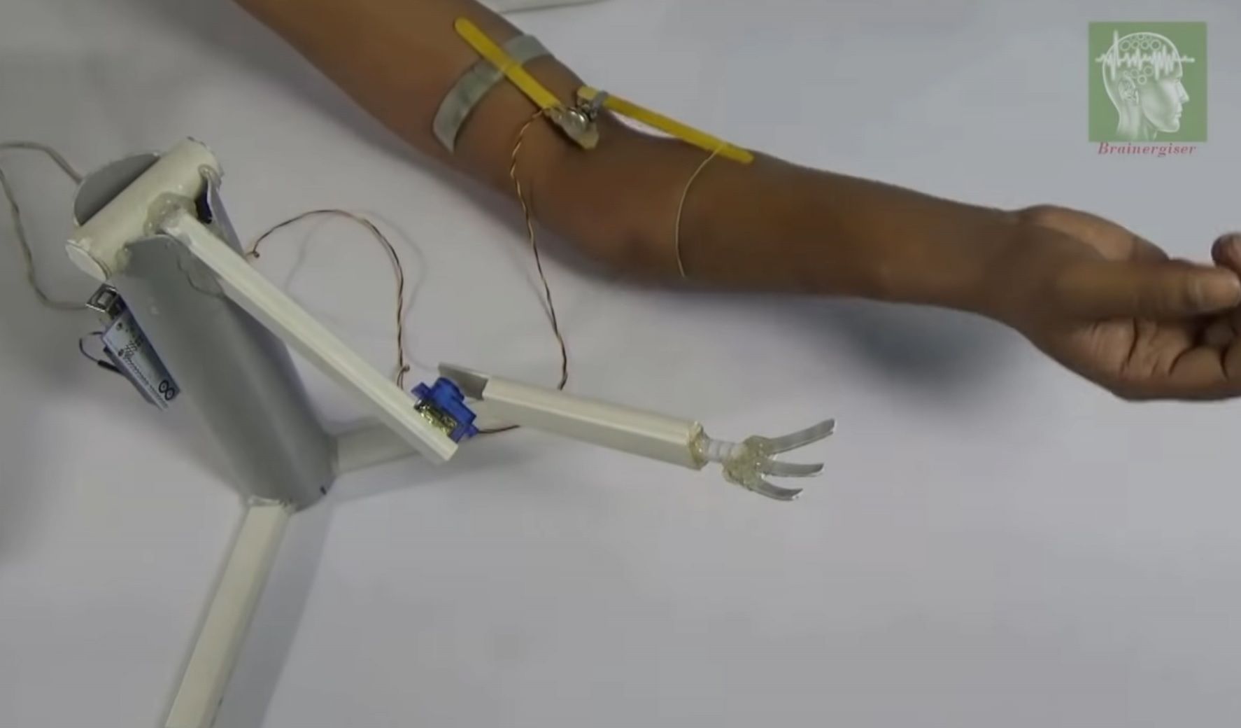 A Simple Robotic Arm Controlled Over Actual Hand Movement : 7 Steps ...