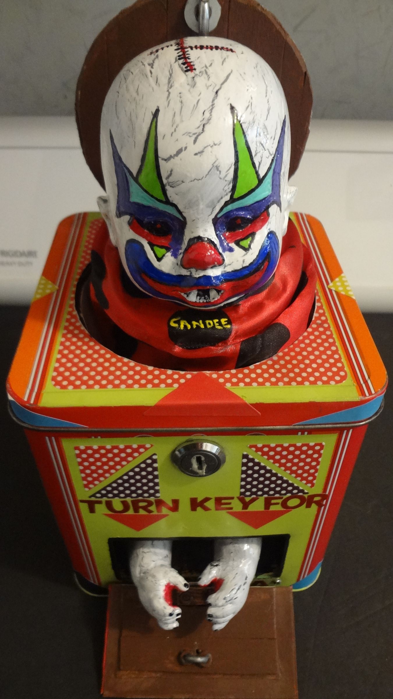 Fright Box Candee Dispenser. : 12 Steps (with Pictures) - Instructables