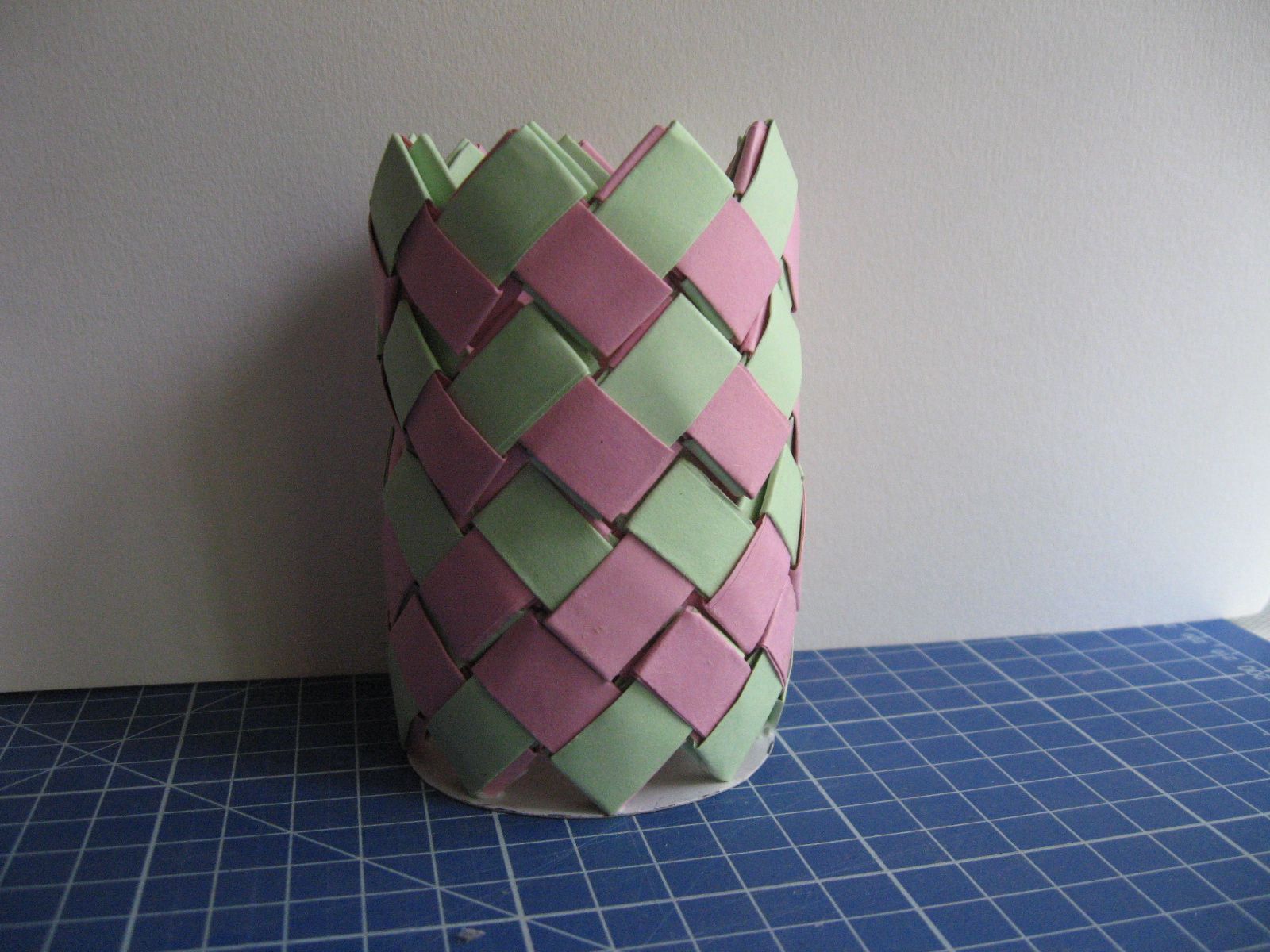 How to Make a Small Paper Vase : 6 Steps (with Pictures) - Instructables