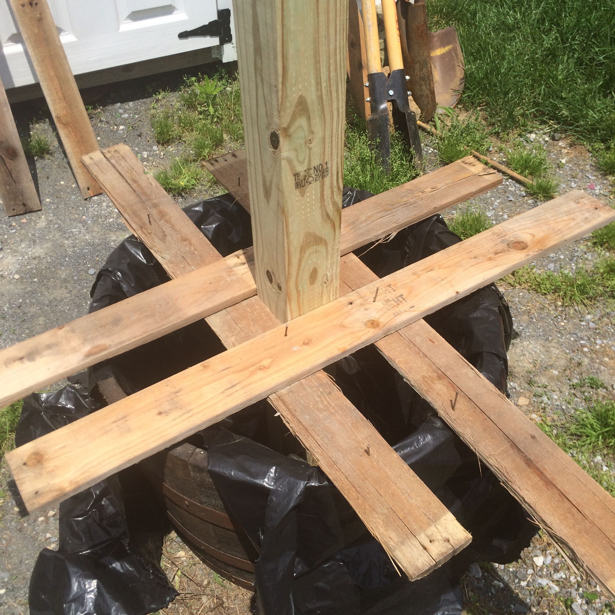 DIY Landscaping-Outdoor Barrel Posts : 11 Steps - Instructables