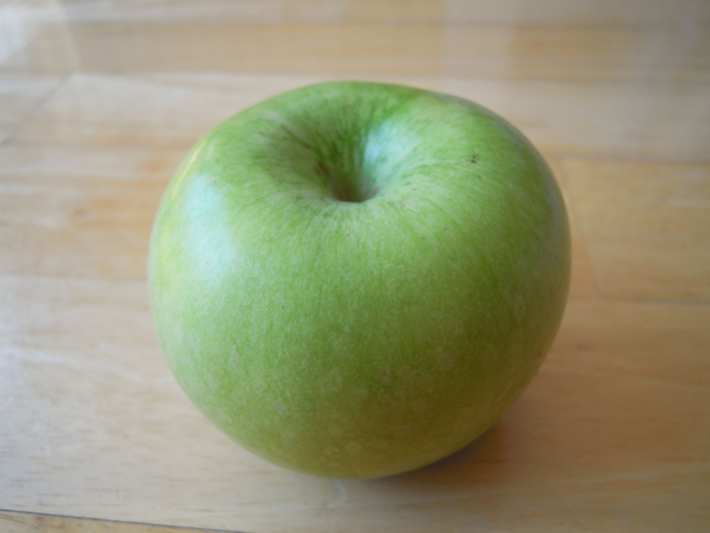 How to Break an Apple Into Four Slices (with Pictures) - Instructables