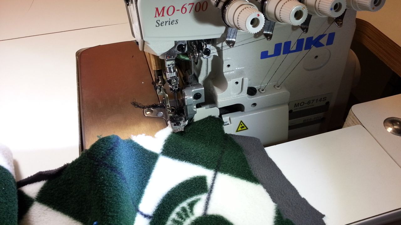 Easy Fleece Blanket With a Serger : 6 Steps - Instructables