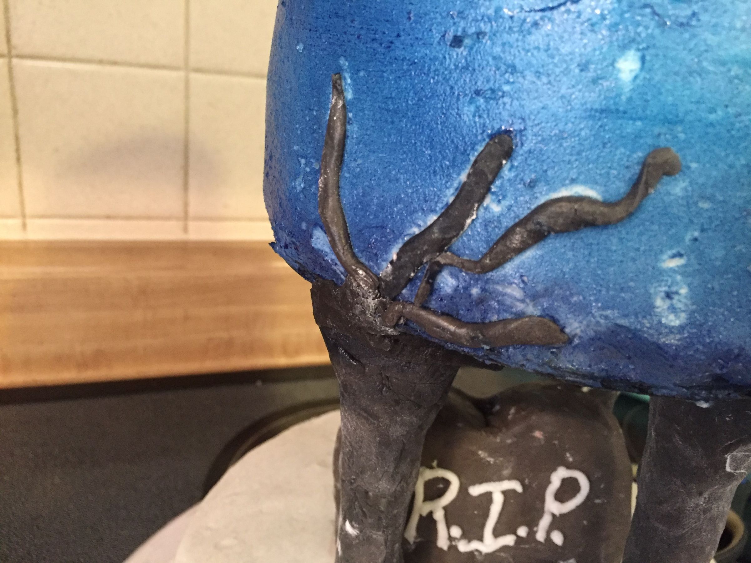 Ghoulishly Bleeding Wedding Cake : 5 Steps (with Pictures) - Instructables