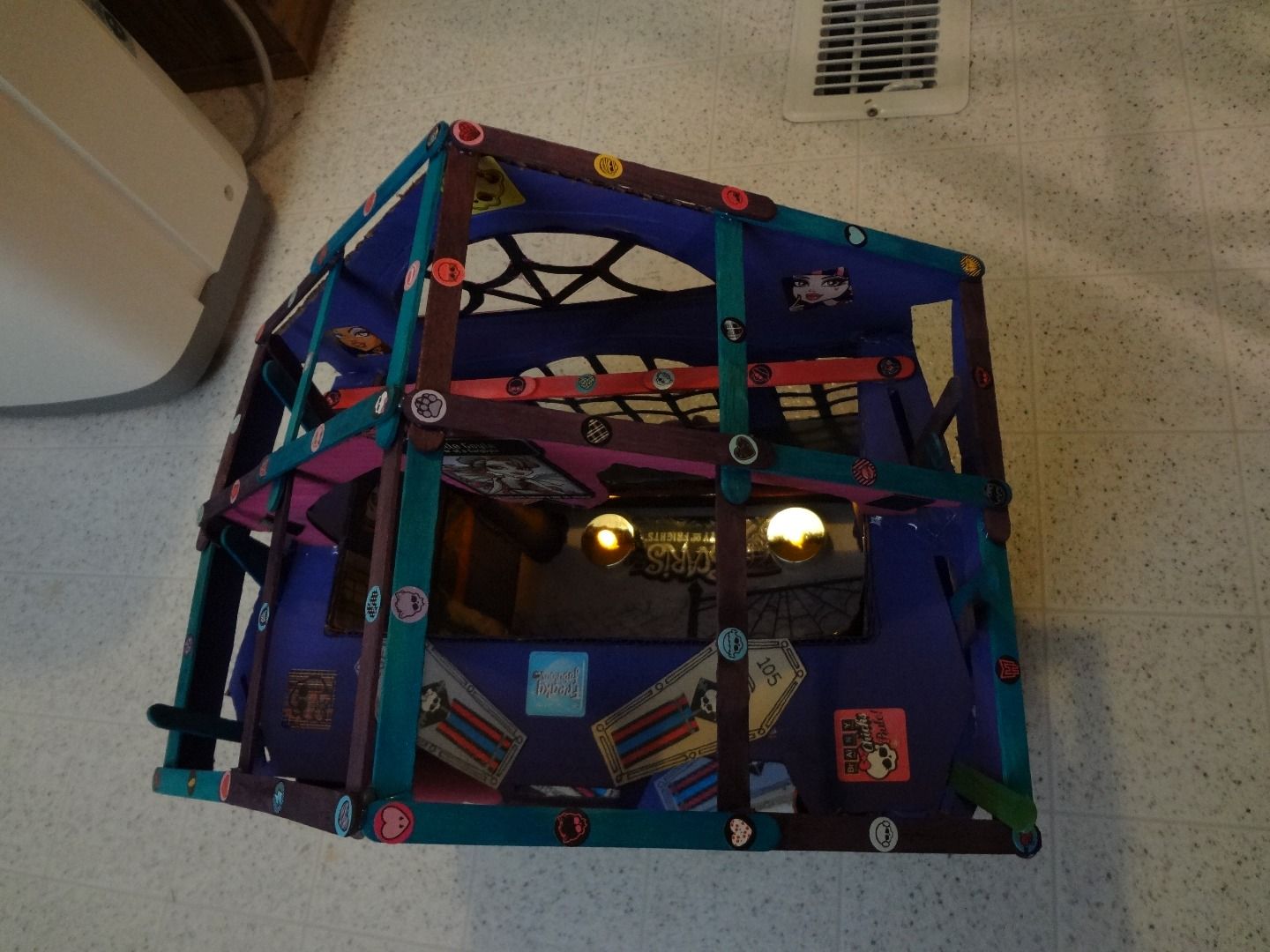 Monster High Puppet Theater. : 3 Steps - Instructables
